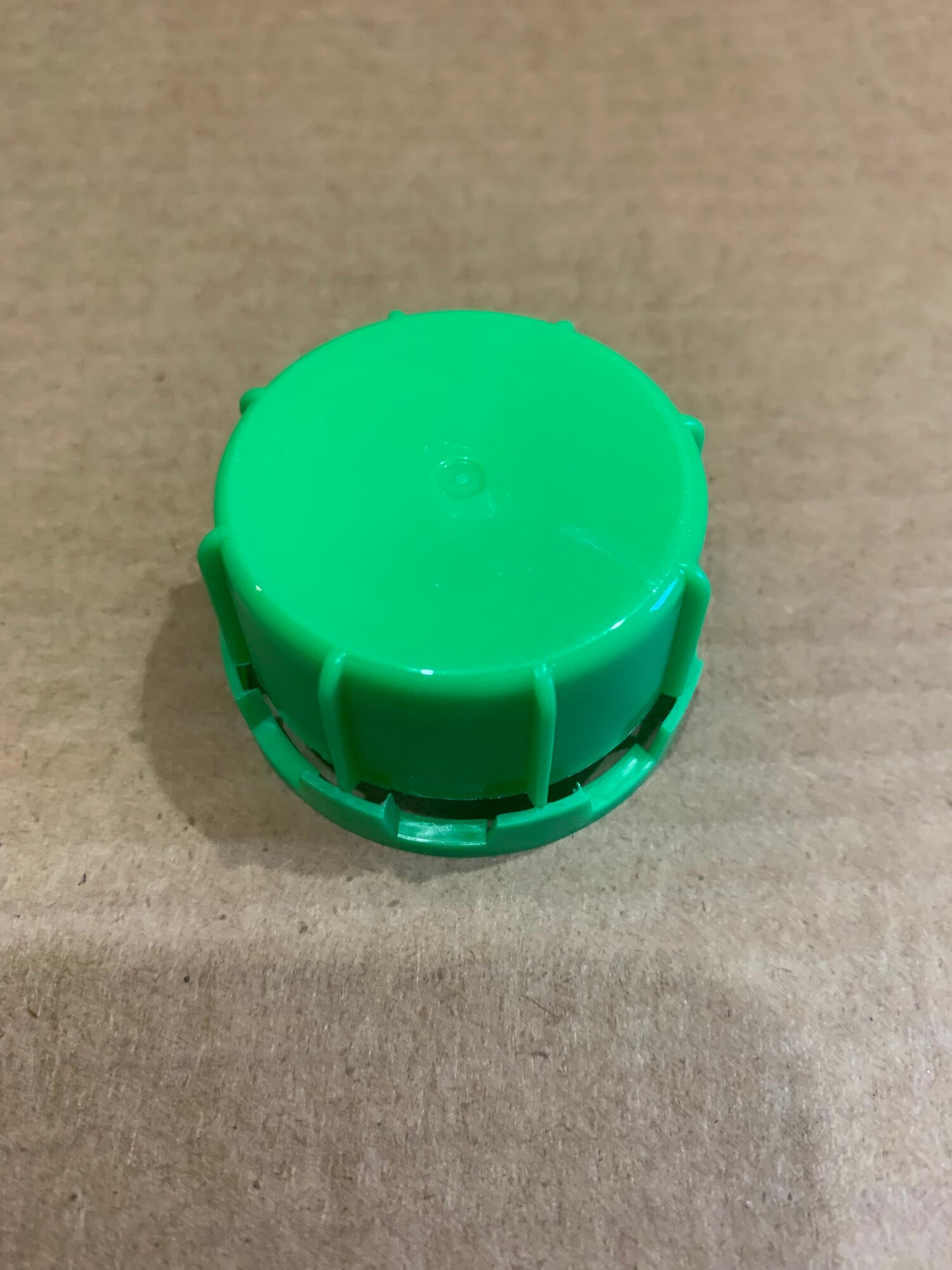 Крышки (4шт) зелёные для канистры с наружным диаметром резьбовой части горловины канистры (вместе с резьбой) 39-40 мм тип 1: высокая под кольцо