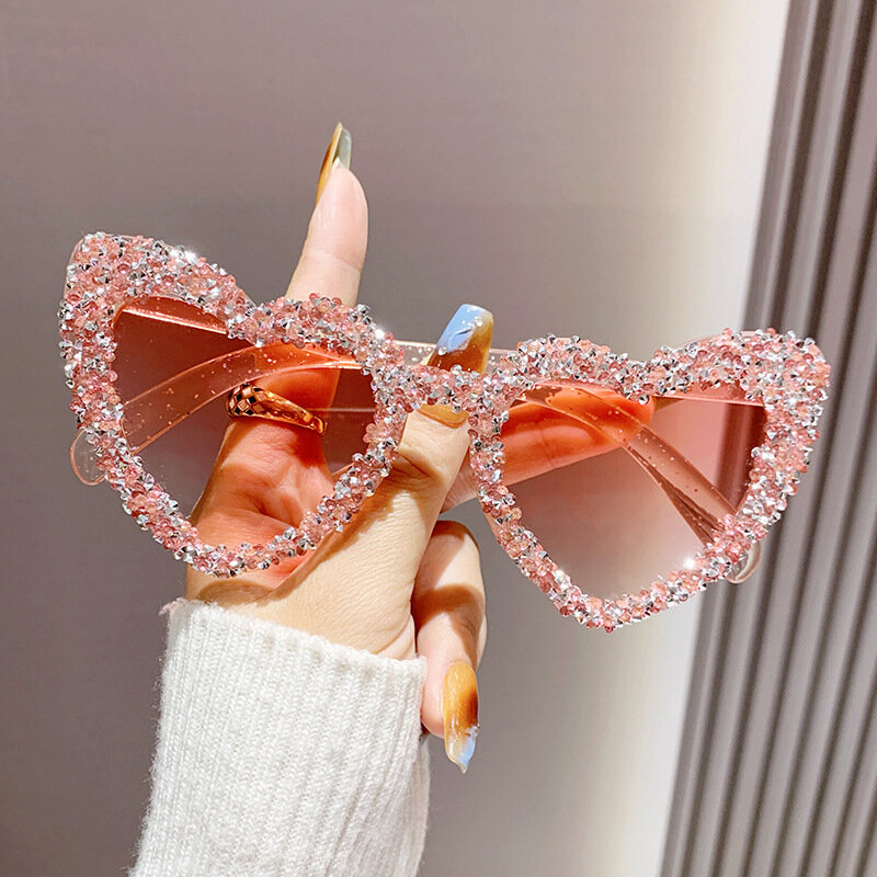 20262025 Оригинальные европейские и американские новые солнцезащитные очки в форме сердца с бриллиантами для женщин, милые очки в форме кошачьего глаза, солнцезащитные очки для выпускного