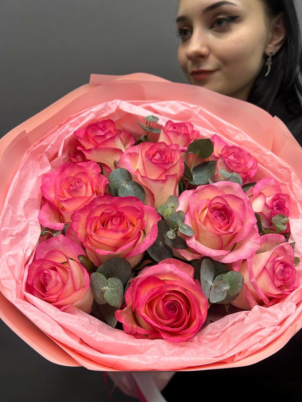 Монобукет из 9 роз Джумилия в розовой круглой упаковке с атласными лентами