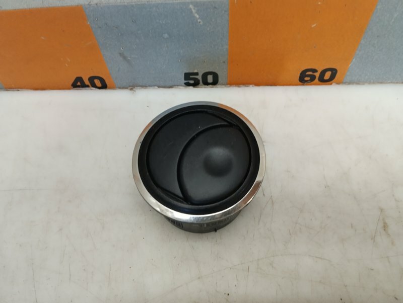 Б/У Рено Логан 2, Renault Sandero 2014- Дефлектор воздушный Renault Logan 2019 2, L8 298615 RENAULT арт. 687606360R