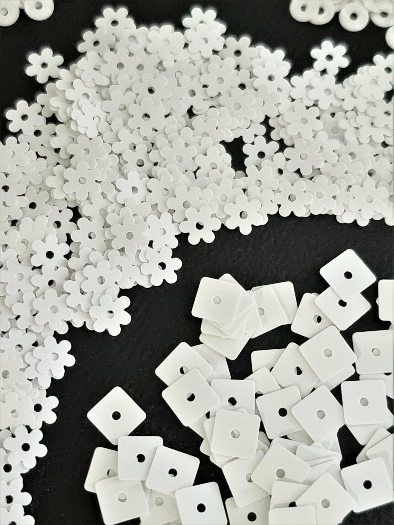 Итальянские пайетки. 4,5мм. 4х1,5г. Белые непрозрачные.