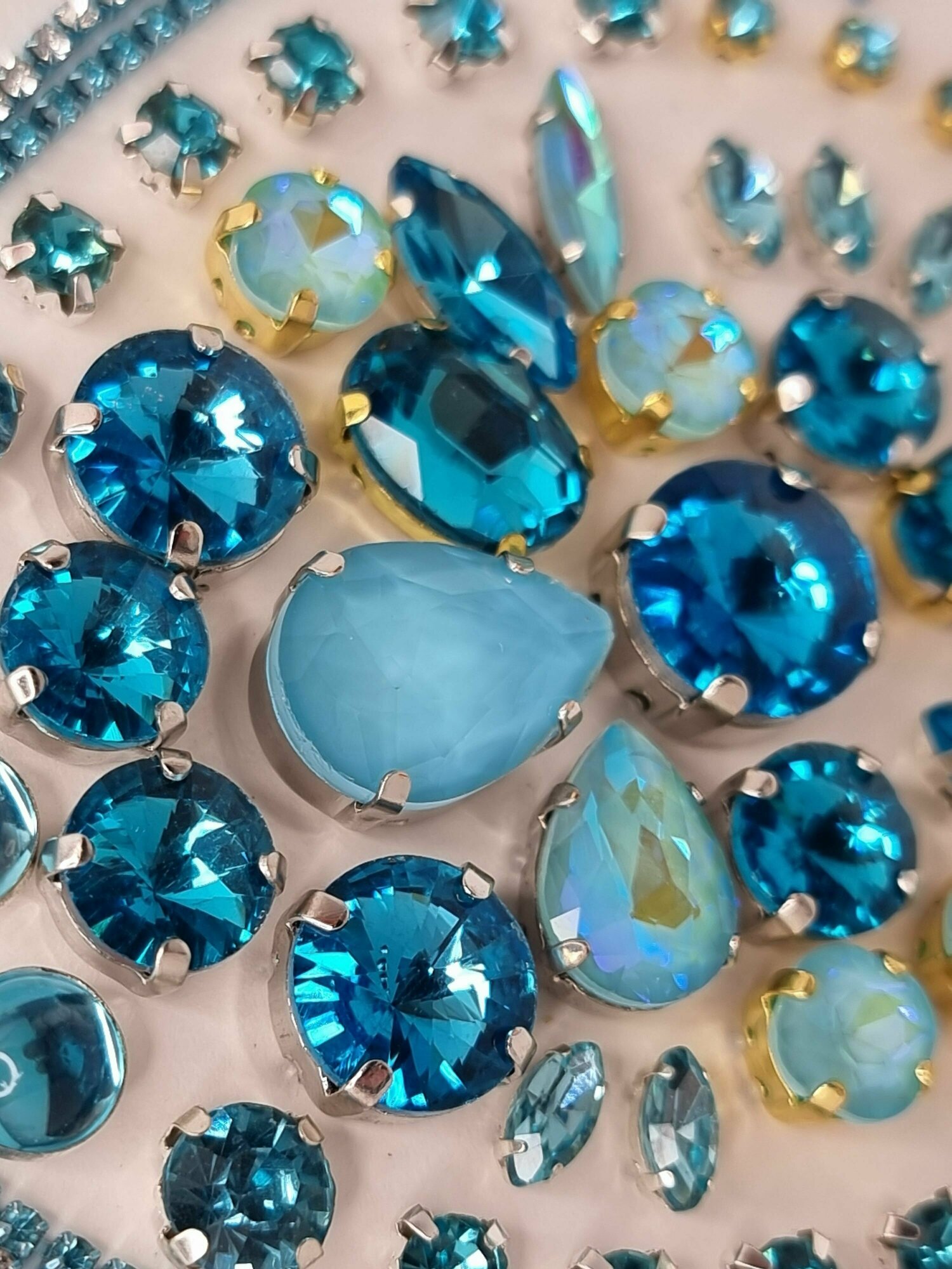 Светло-Бирюзовые стразы, бисер, пайетки, бусины. 4-18мм. 78шт.