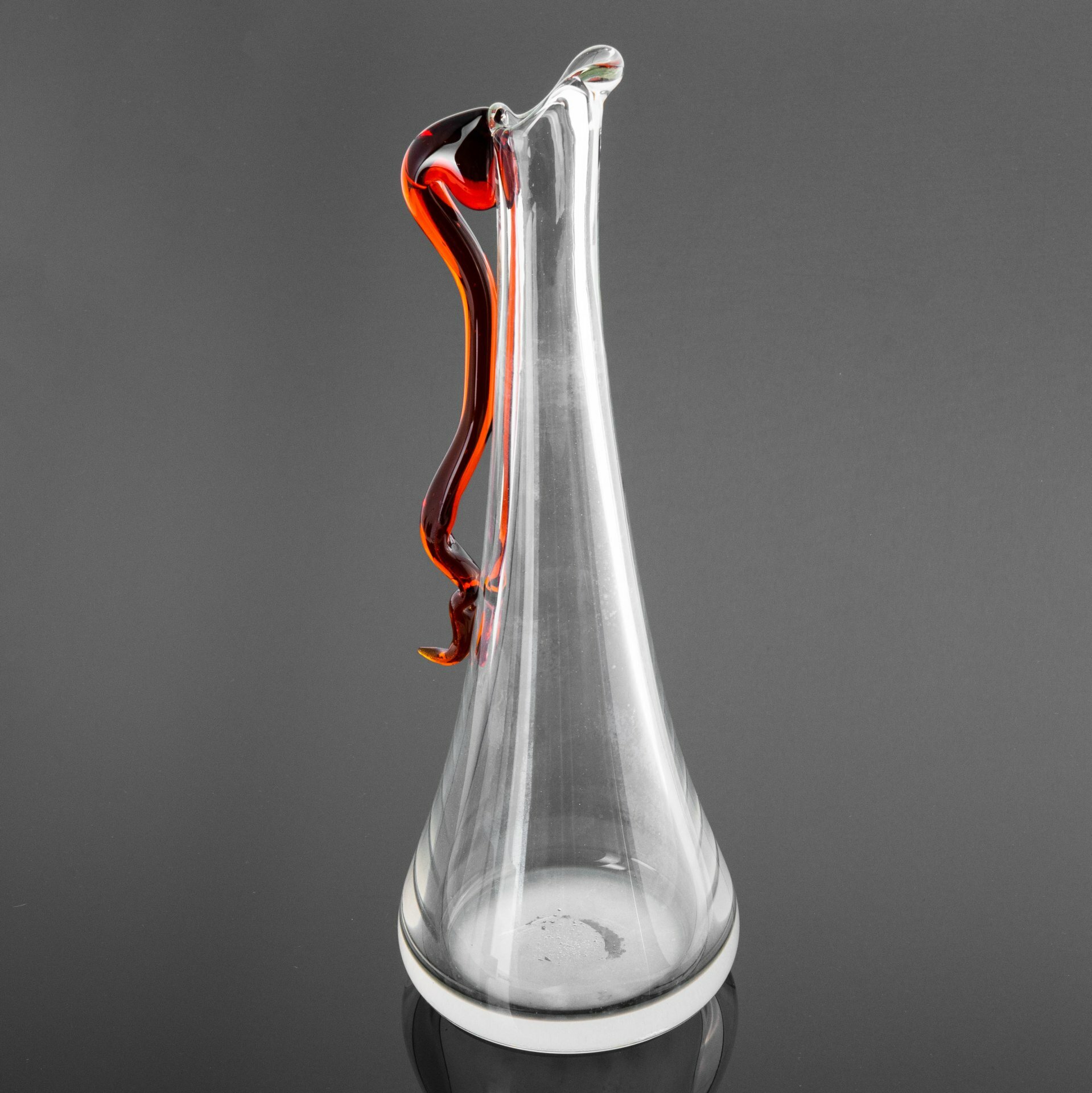 Кувшин изящной формы с оригинальной ручкой, выполненной в гутной технике