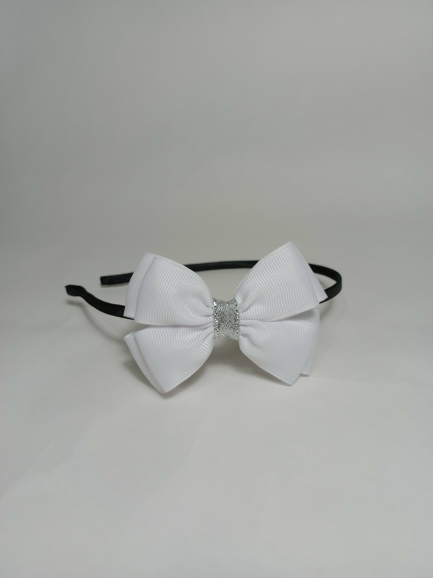 Ободок с бело-серебряным бантиком ручной работы от бренда Bantichelli