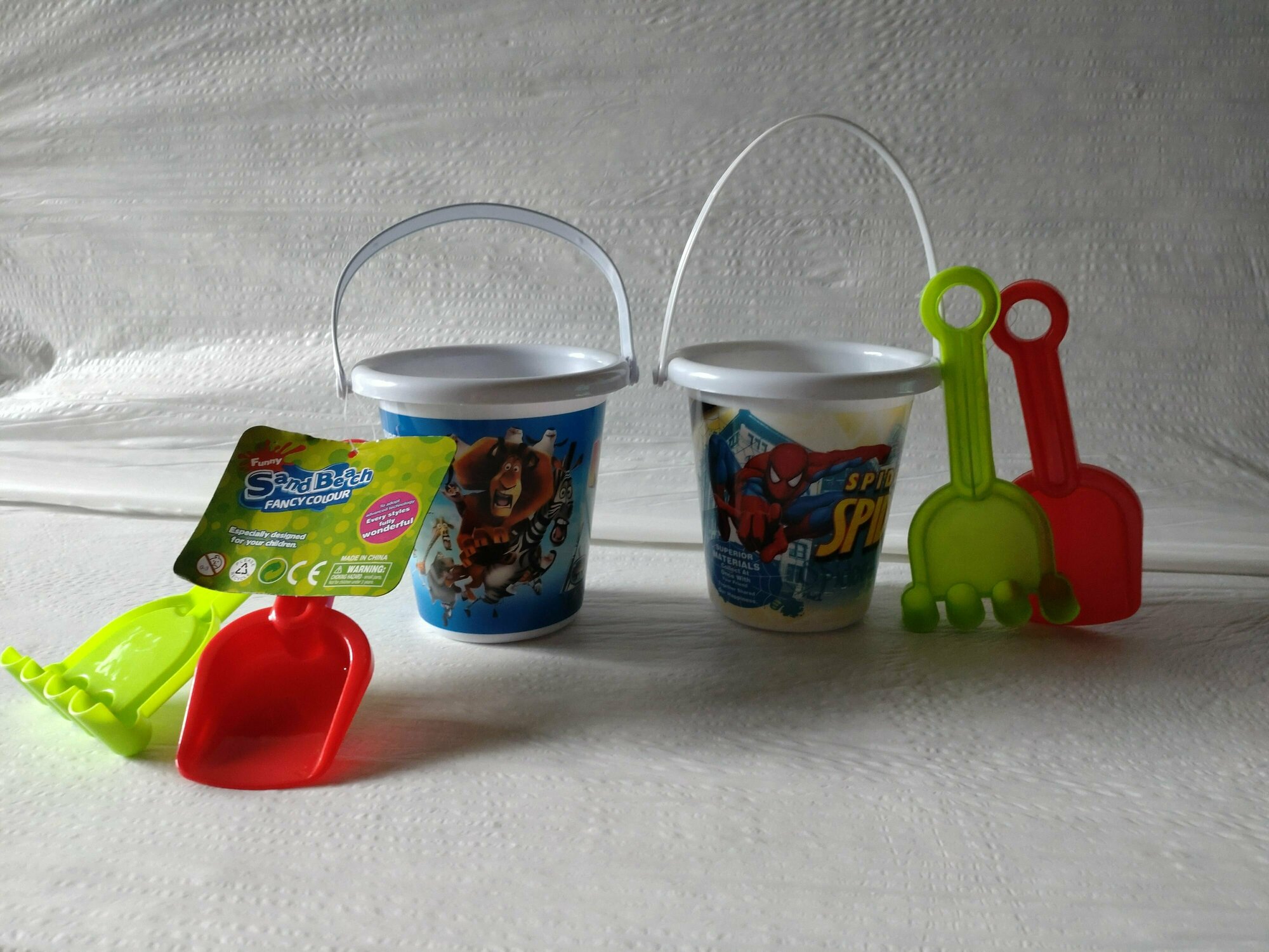 Комплект Состоит из двух комплектов : ведёрко + совочек + грабли .