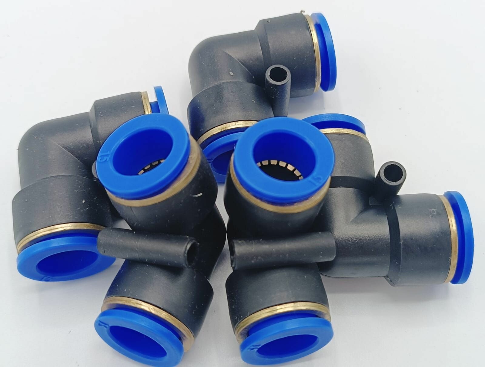 Фитинг угловой цанговый пневматический 15 мм (5 штук)