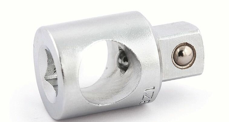 Переходник 3/8"fx1/2"m с отверстием под вороток IZELTAS