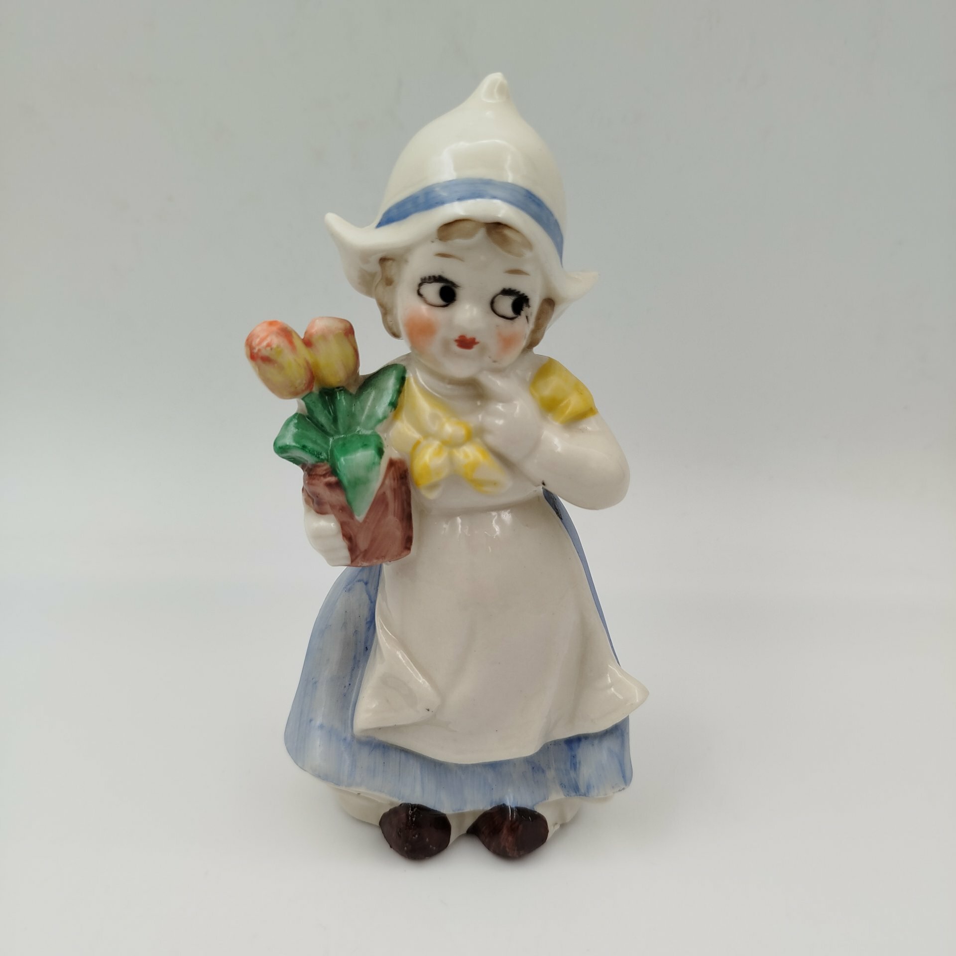 Статуэтка "Девочка с тюльпанами", фарфор, роспись, Германия, 1950-1980 гг.