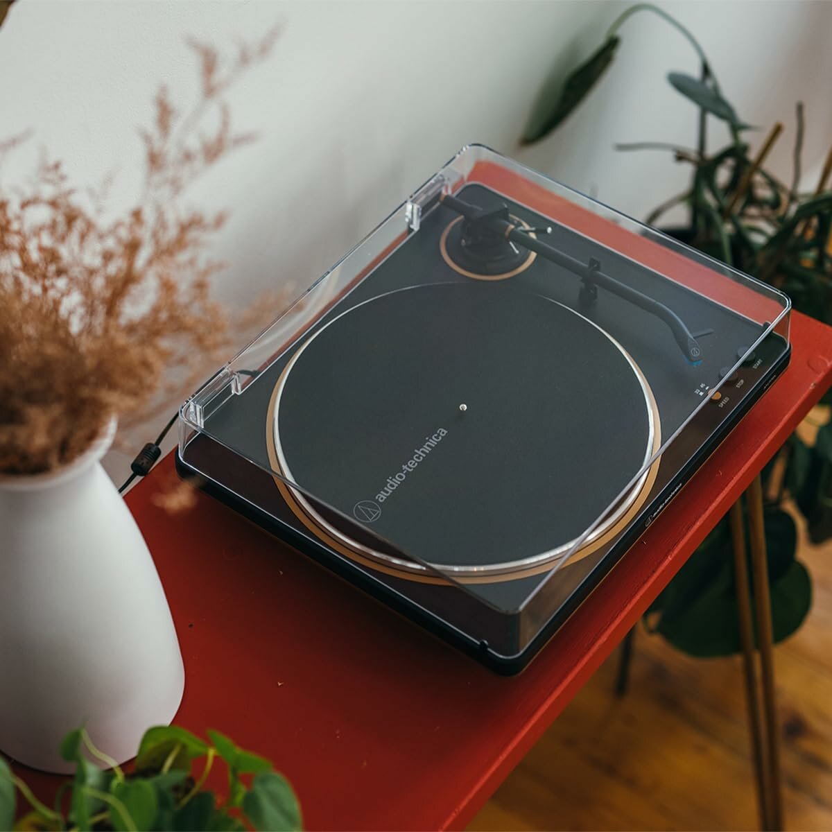 Проигрыватель виниловых дисков Audio-Technica AT-LP70X Black/Bronze, встроенный фонокорректор, черный/бронза