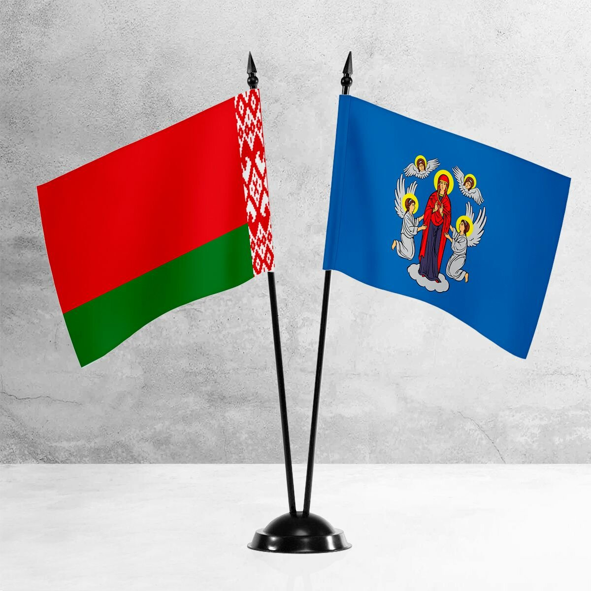 Настольные флаги Белоруссии и Минска на пластиковой черной подставке