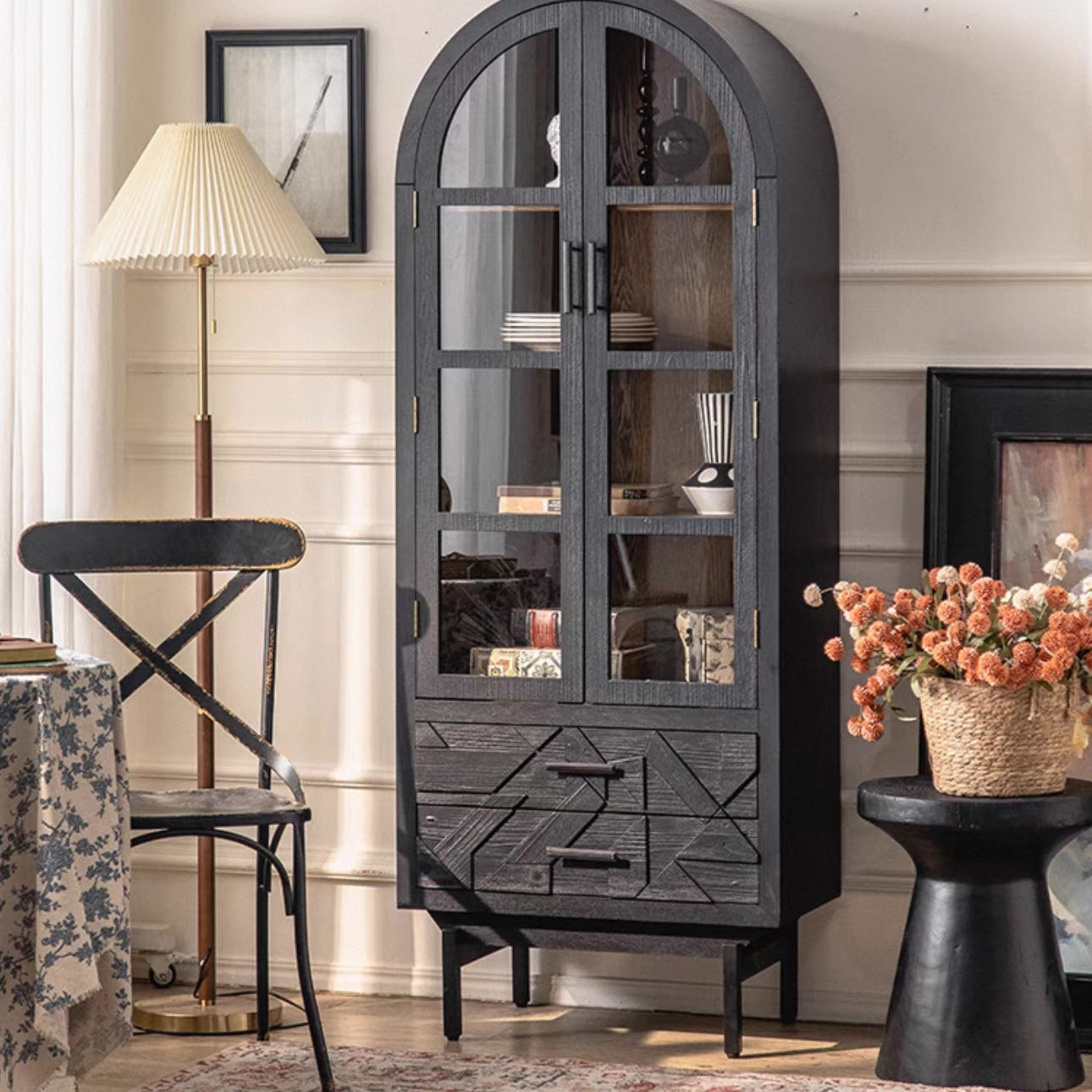 Интерьерный шкаф-витрина с выдвижными ящиками для хранения на металлических ножках Besignan