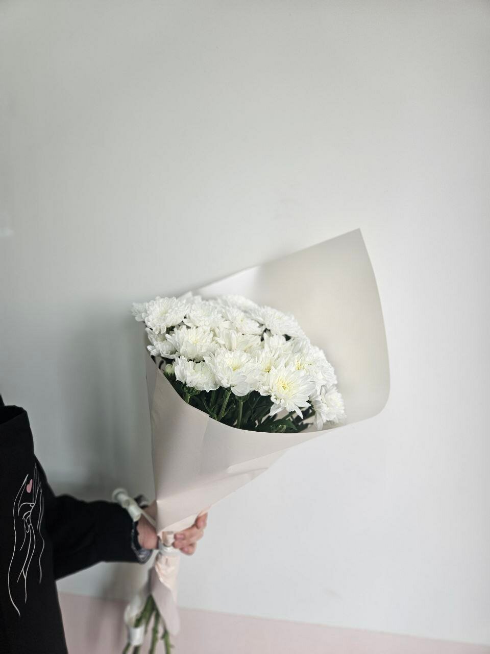 Букет из белых хризантем в белой стильной упаковке ( 5 штук )