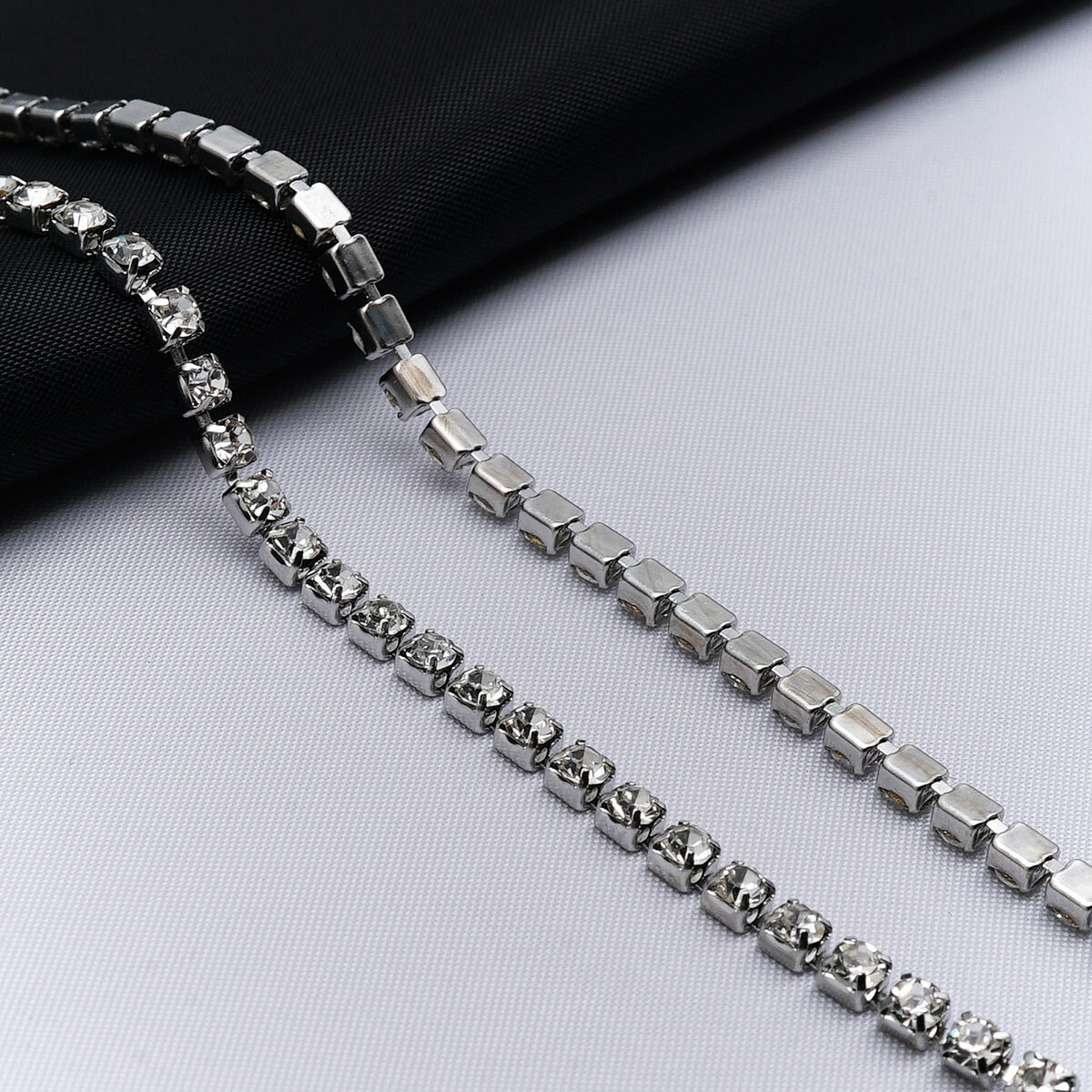 Стразовая цепочка для рукоделия 3 мм*30 см, серебристая, стразы белые, Astra&Craft