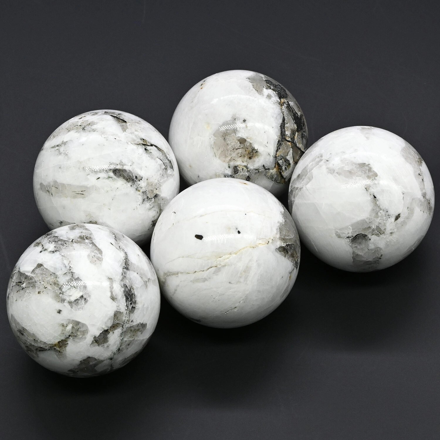 Адуляр шар диаметр 47мм .