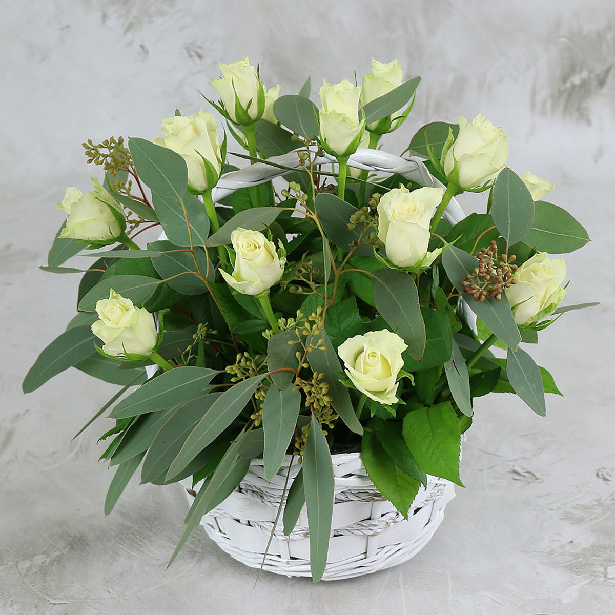 Букет "15 белых роз", 15 роз с эвкалиптом в корзине, высота 25 см