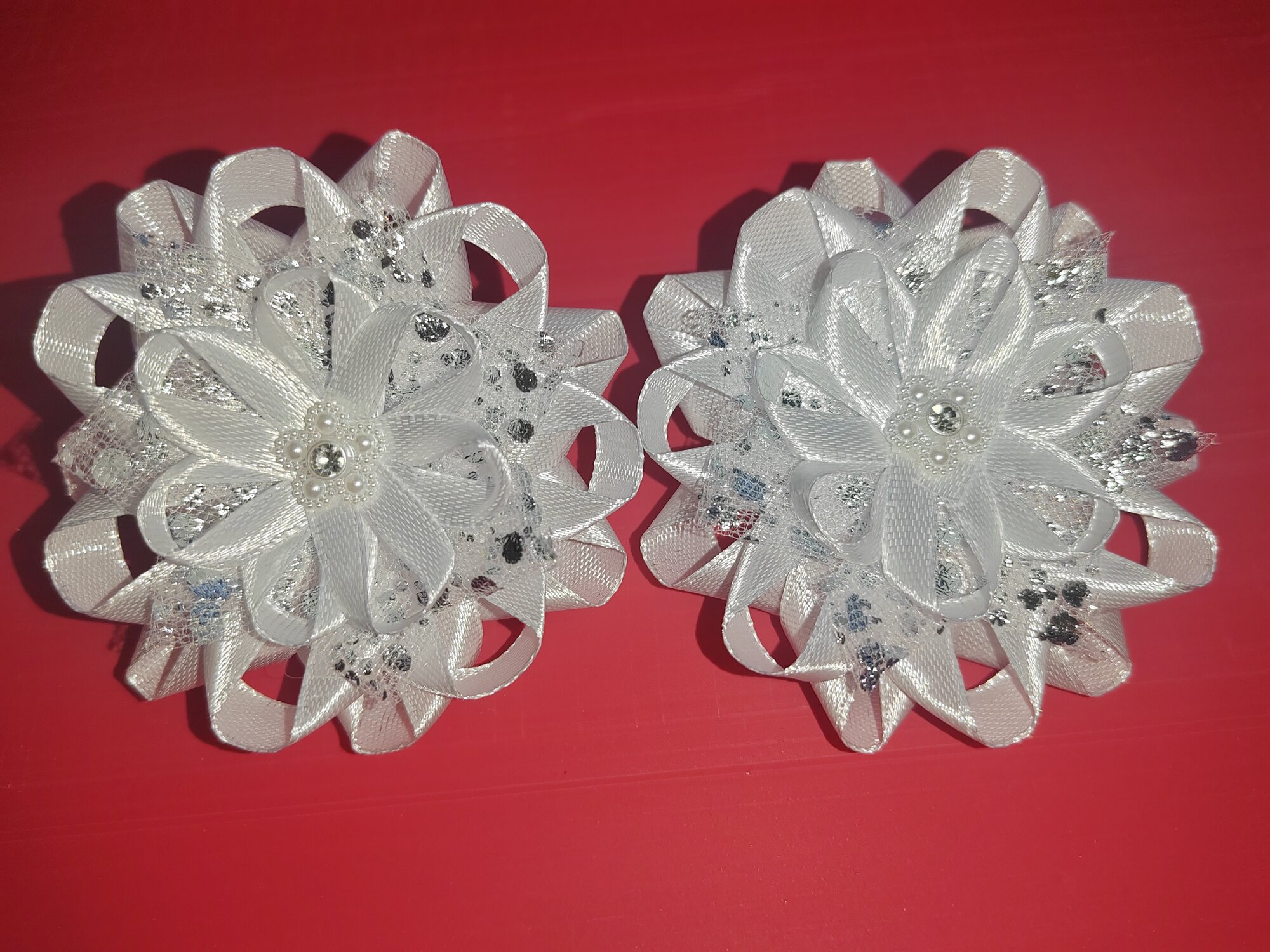 Белые банты для волос. Школа.1 сентября. Банты на резинке. Красивые банты. Ручная работа. 10см .2 шт.