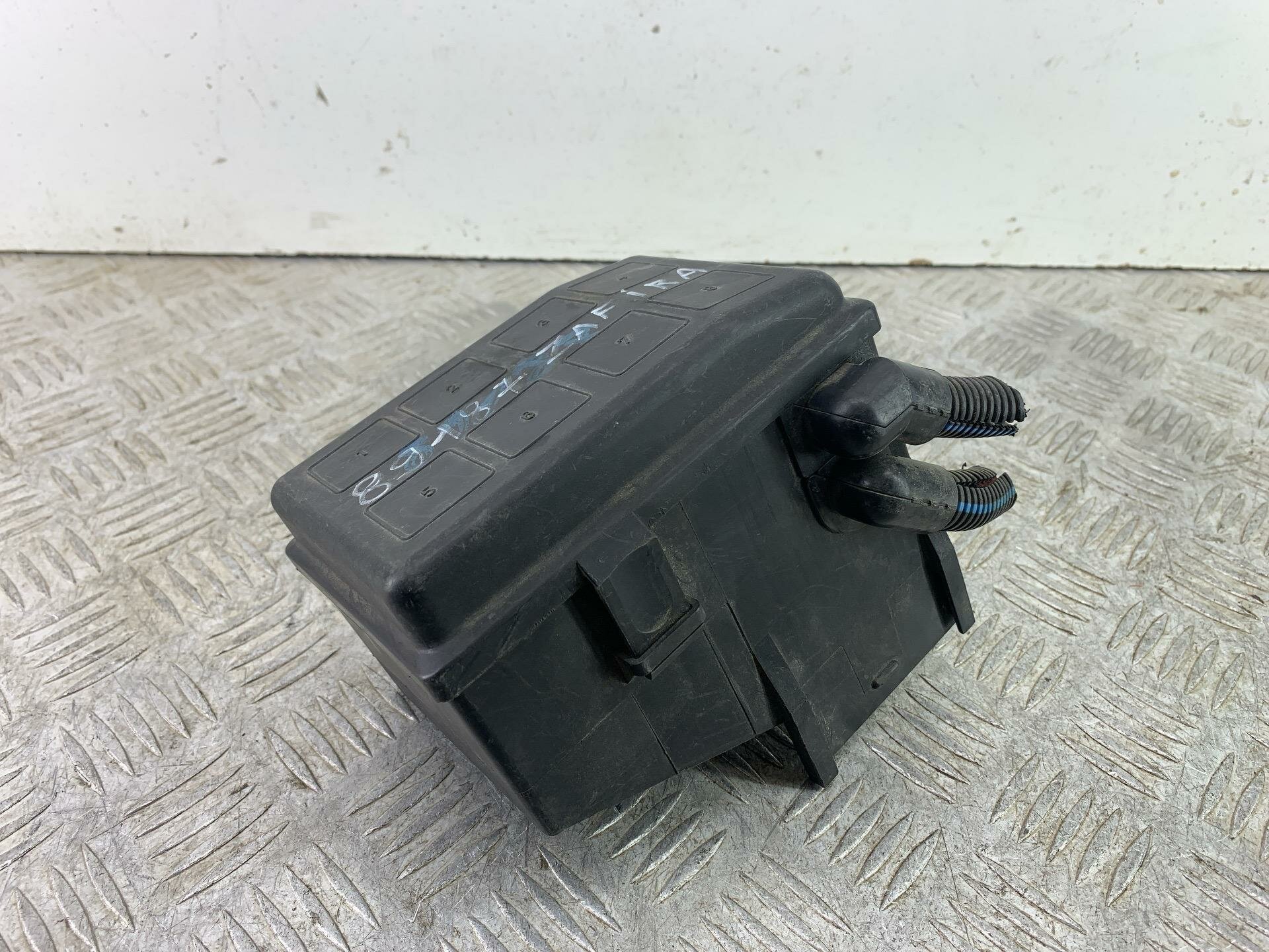 Блок реле и предохранителей Opel Zafira A рест. 2004 90560119