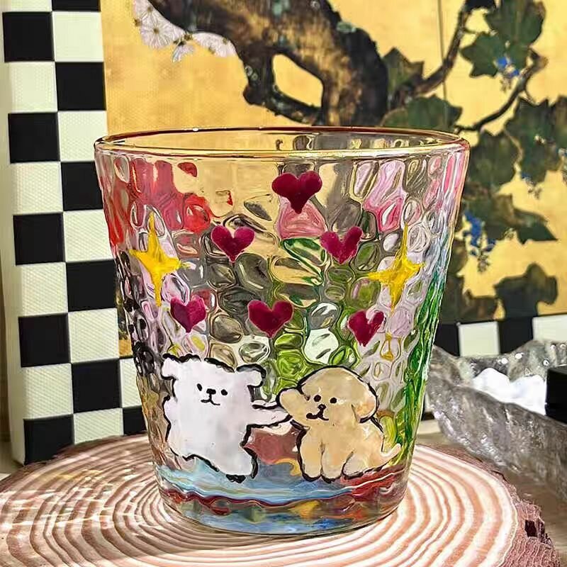 Красные кубики льда, расписанные вручную, на атмосферных стаканах для воды, бокалах для напитков, стаканах для виски и бокалах для крепких спиртных напитков.