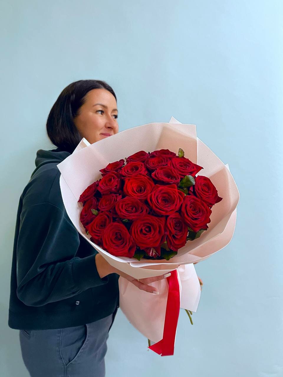 Ароматный букет бордовых роз (17 штук), в красивой упаковке. К 14 февраля