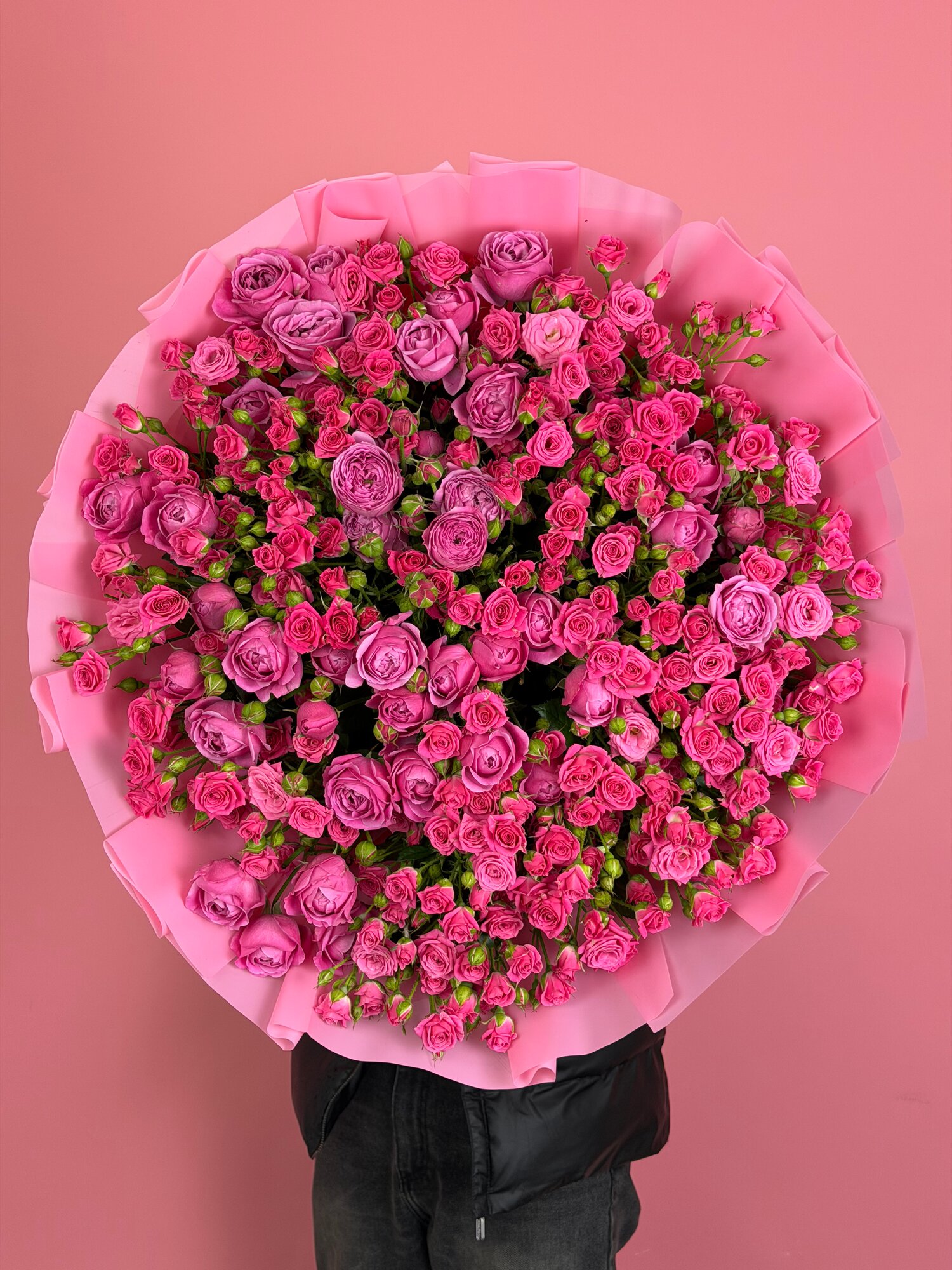 Сборный букет из кустовых малиновых роз Лав Лидия и пионовидных роз Мисти Баблс с доставкой