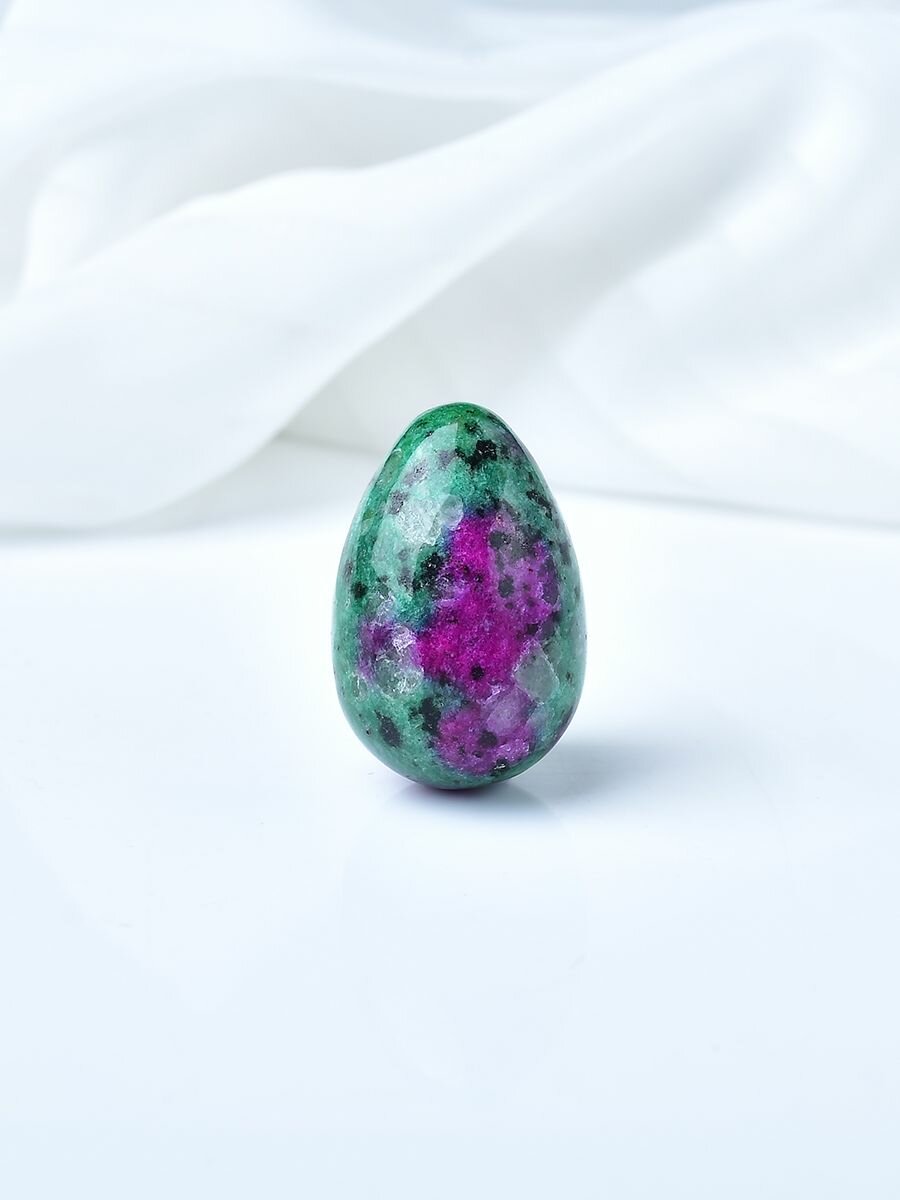 Натуральный камень "Цоизит Рубин" в форме пасхального яйца (1шт)