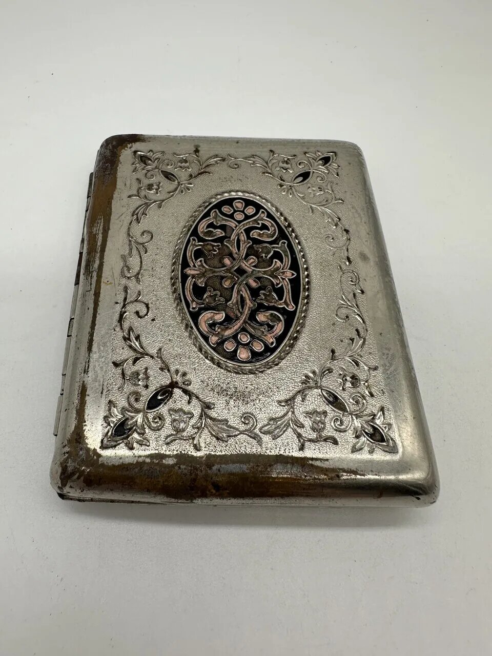 Портсигар Ленэмалер СССР 60 годы расписной с эмалью винтажный с потрясающим оформлением и ручной росписью! Прекрасная детализация рисунка и состояние! Внешний вид Просто Отличный для своих лет хотя