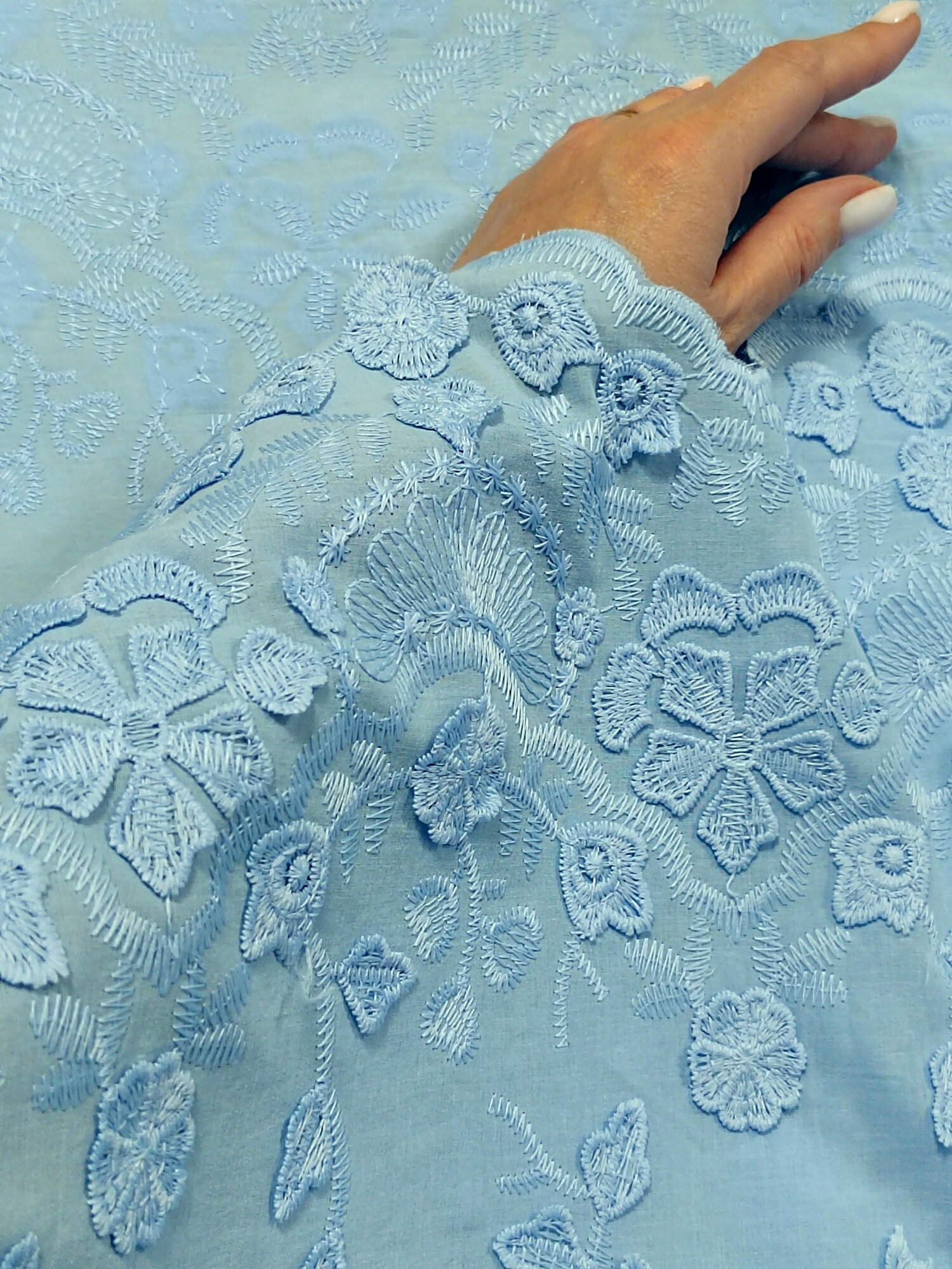 1м. Ткань для шитья и рукоделия. Прошва вышивка на батисте. Цвет голубой. Ширина 130 см, плотность 160 г/кв. м