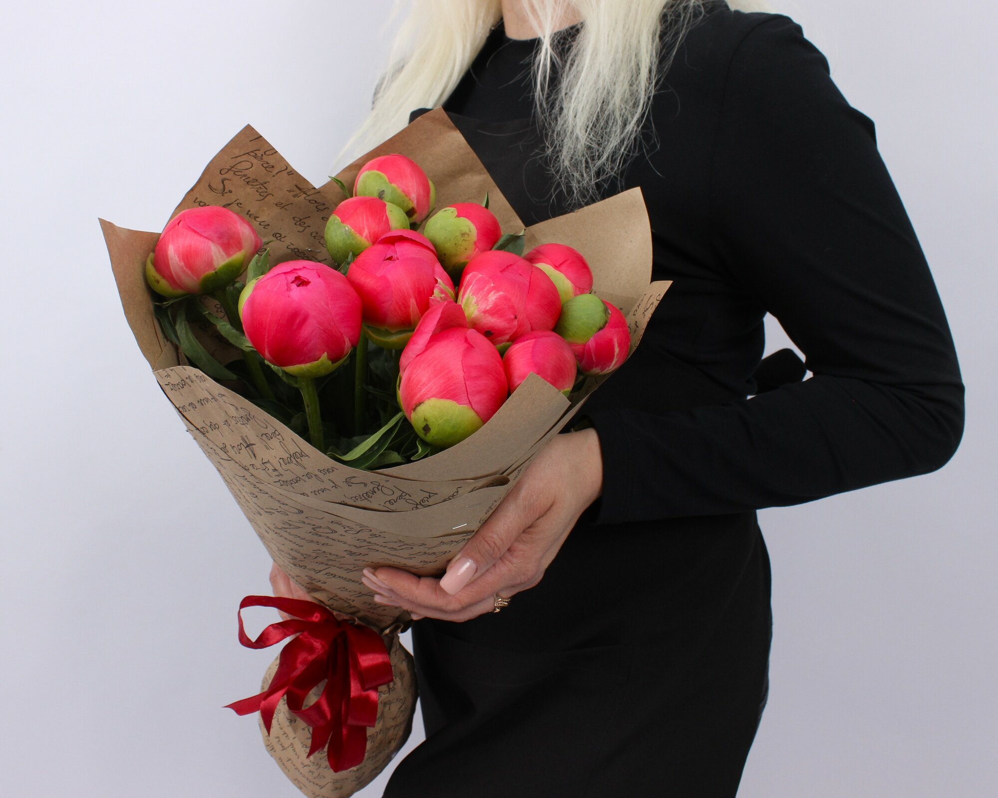 Монобукет THE FLOREAL коралловые пионы 11 штук, высота 55 см, с бантом