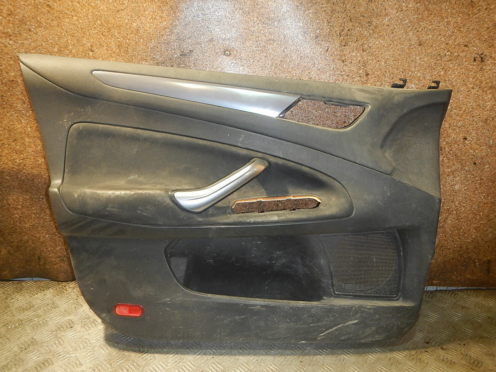 Б/У Обшивка двери передней левой, Ford (Форд)-MONDEO (07-14) FORD MONDEO (07-14) Царапины. 600745 FORD арт. 1563235