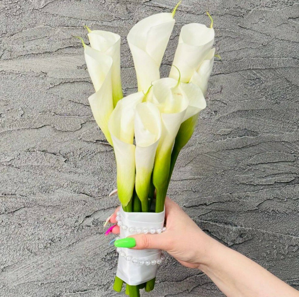 Букет невесты на свадьбу из белых калл. Букет свадебный из живых цветов каллы