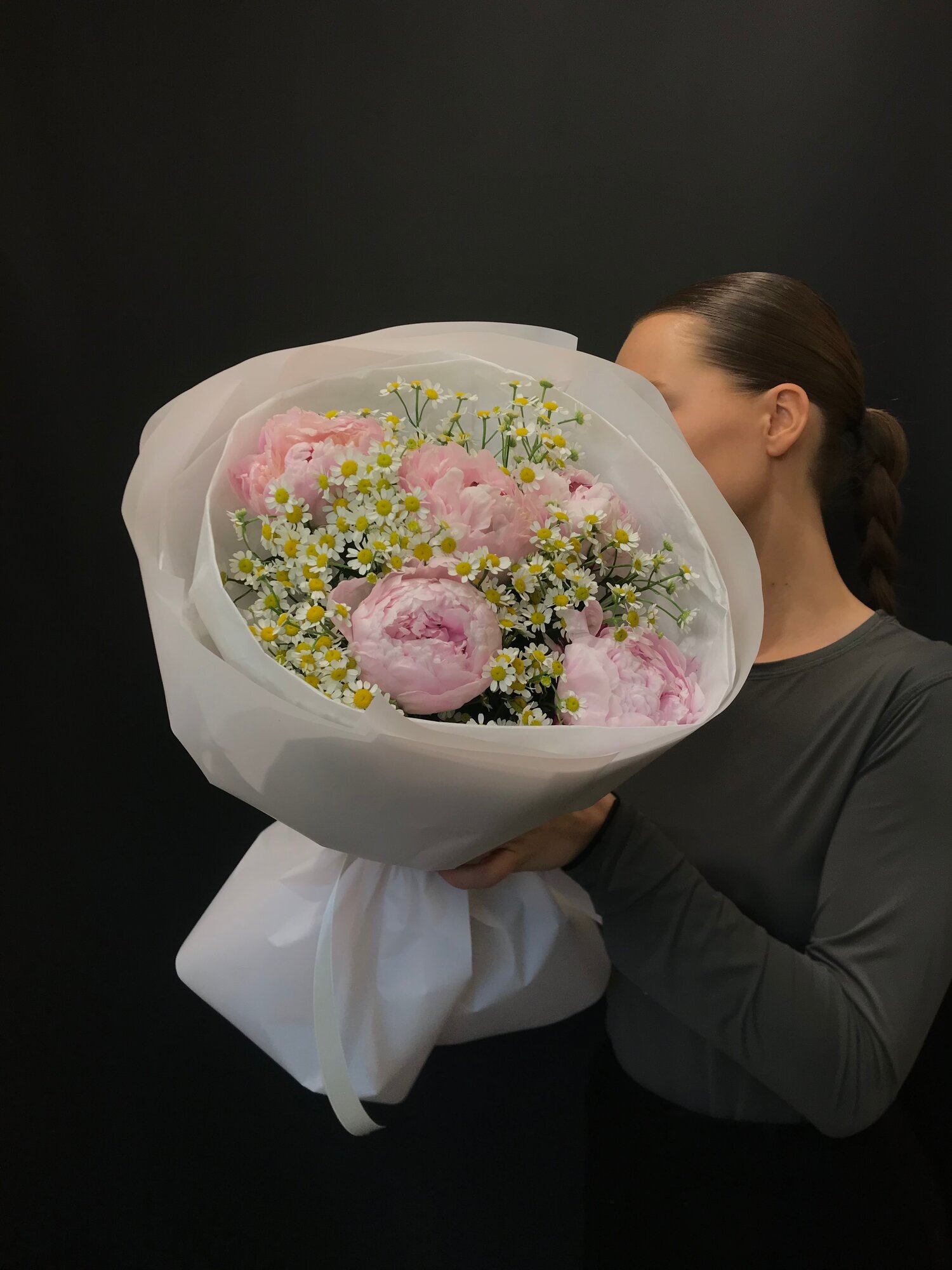 Пышные и ароматные пионы в букете с ромашкой в упаковке