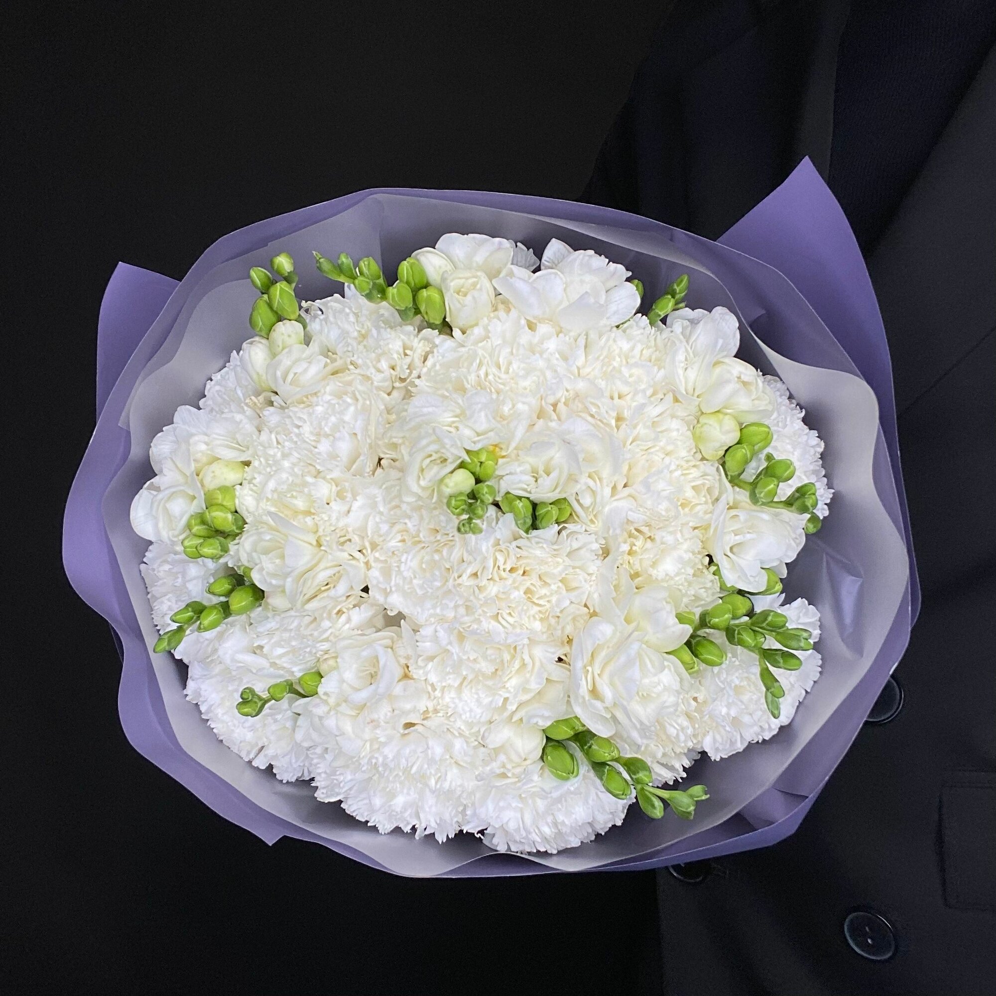 Белые диантусы (диантусы 19 шт, фрезии 12 шт), высота букета 45 см