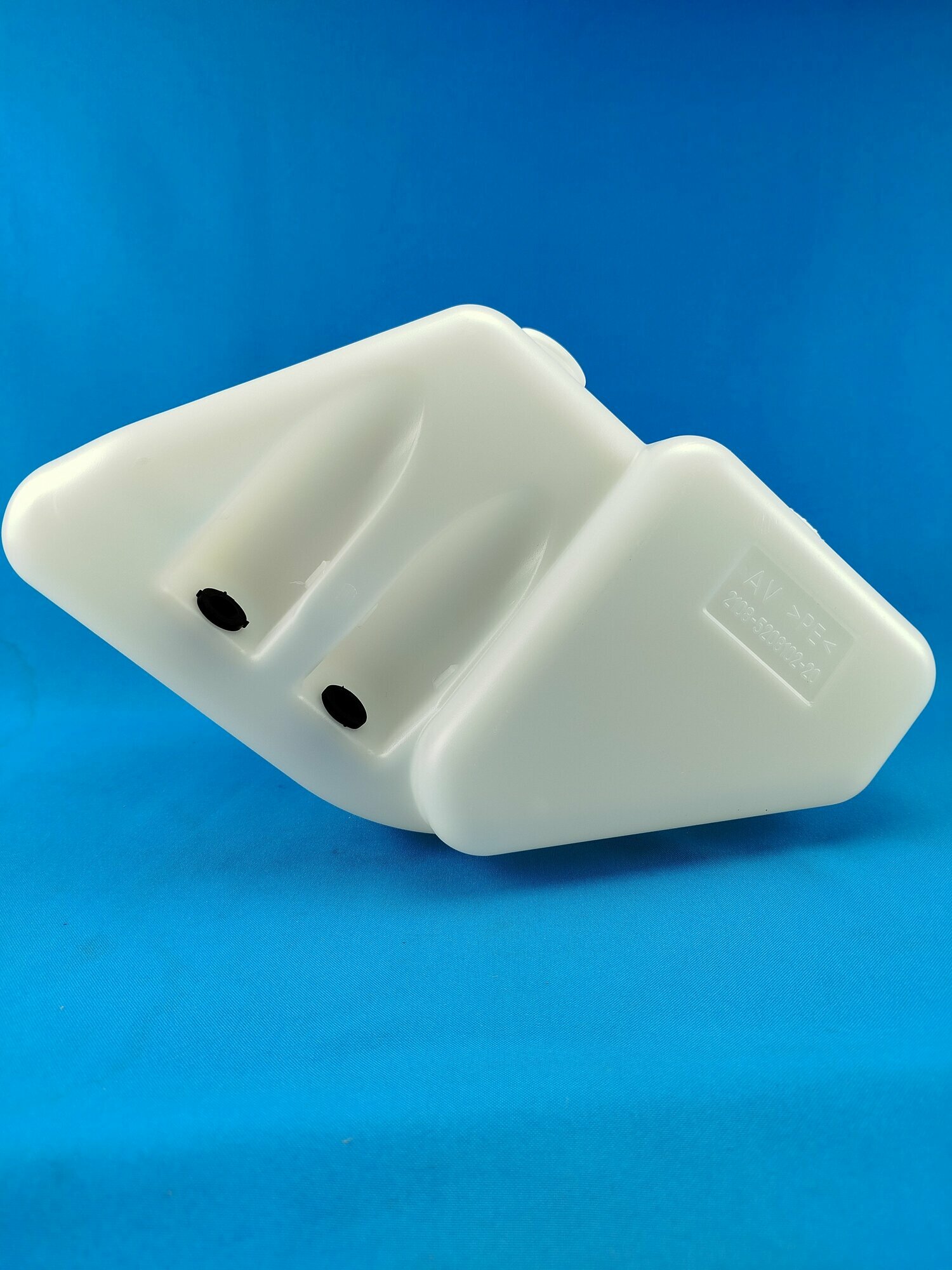 Бачок омывателя "UAD" для автомобилей ВАЗ 21082-09инж, 13-14, УАЗ Патриот усиленный (под два мотора, датчик)