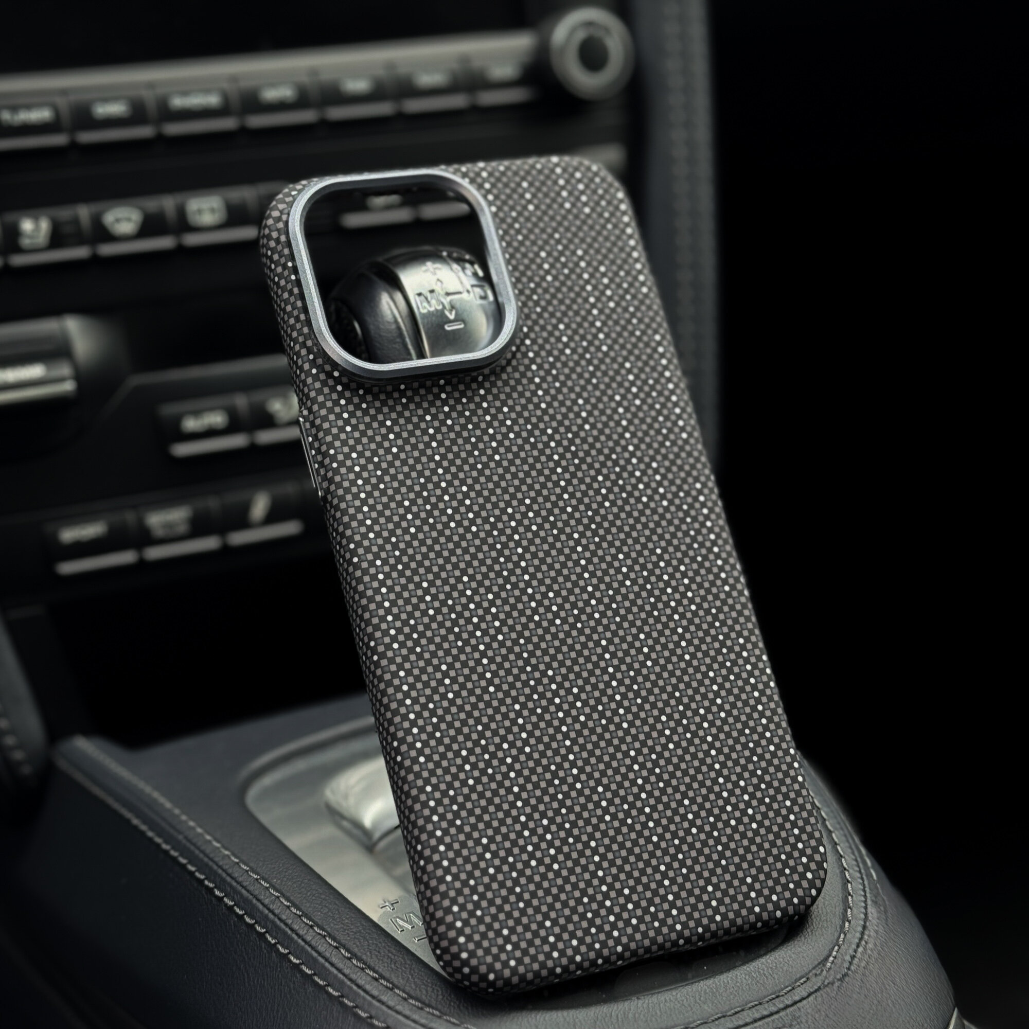 Чехол на iPhone 15 Pro Max с поддержкой беспроводной зарядки LUXO Life+, Черный с рисунком, Дизайн под карбон