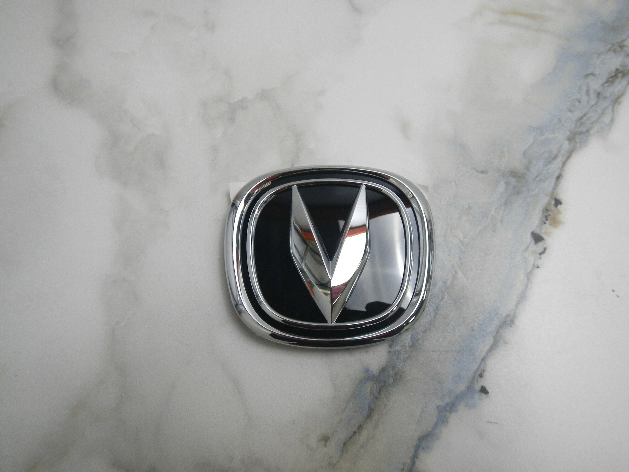 Б/У Эмблема, Changan (Чанган)-CS55 PLUS (UNI-S)(19-) CHANGAN CS55 Plus (UNI-S)(19-) Новая, царапины. 605865 Changan арт....