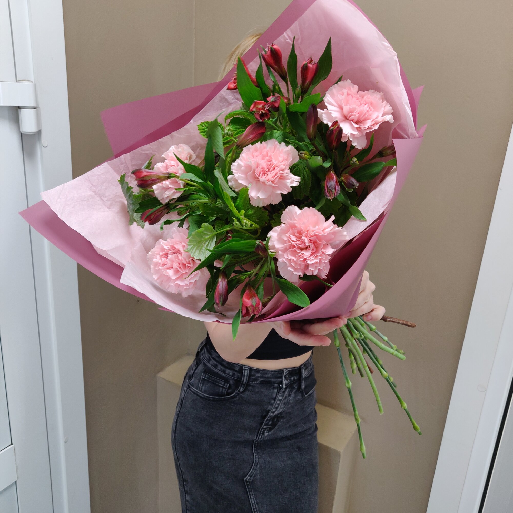 Живые цветы букеты. Эффектный букет диантусов и альстромерии с веточками малины.