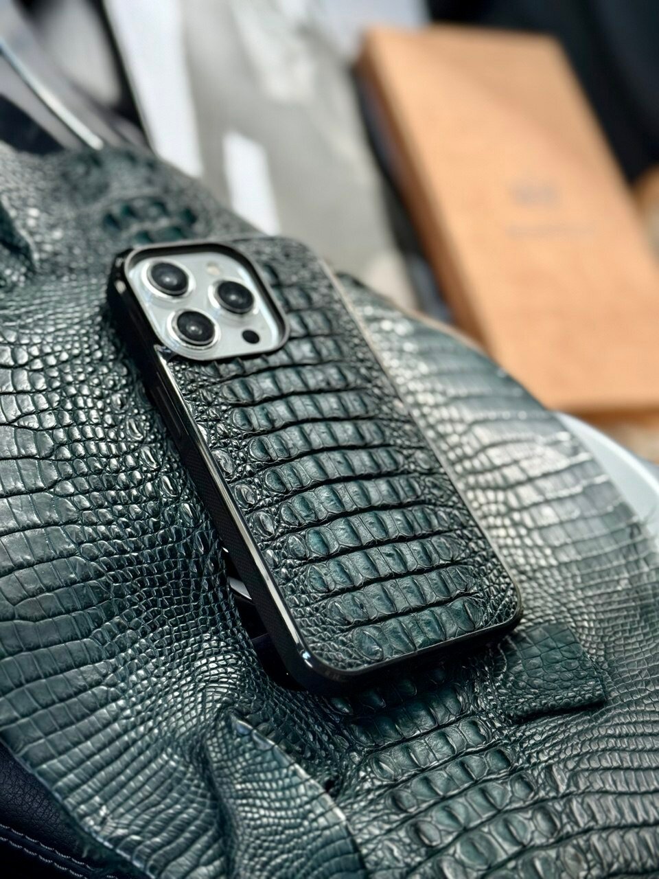 Изумрудный чехол на iPhone 16 Pro Max натуральный крокодил спинка