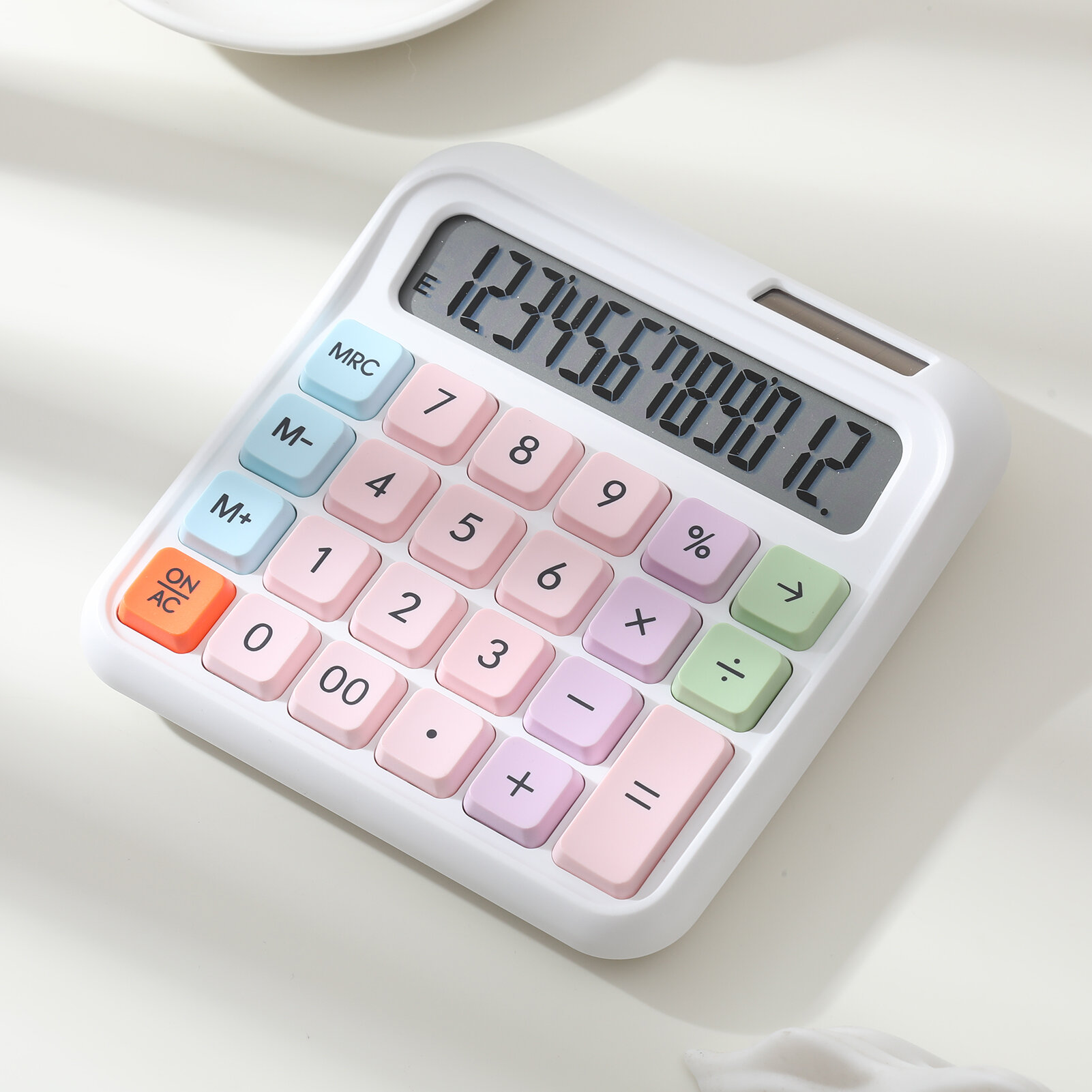 Настольный калькулятор на 12 разрядов с большим ЖК-дисплеем и крупными кнопками. Работает от солнечной энергии и батареек. Подходит для офиса, школы, дома, для детей, студентов, бухгалтеров. Экологичный.