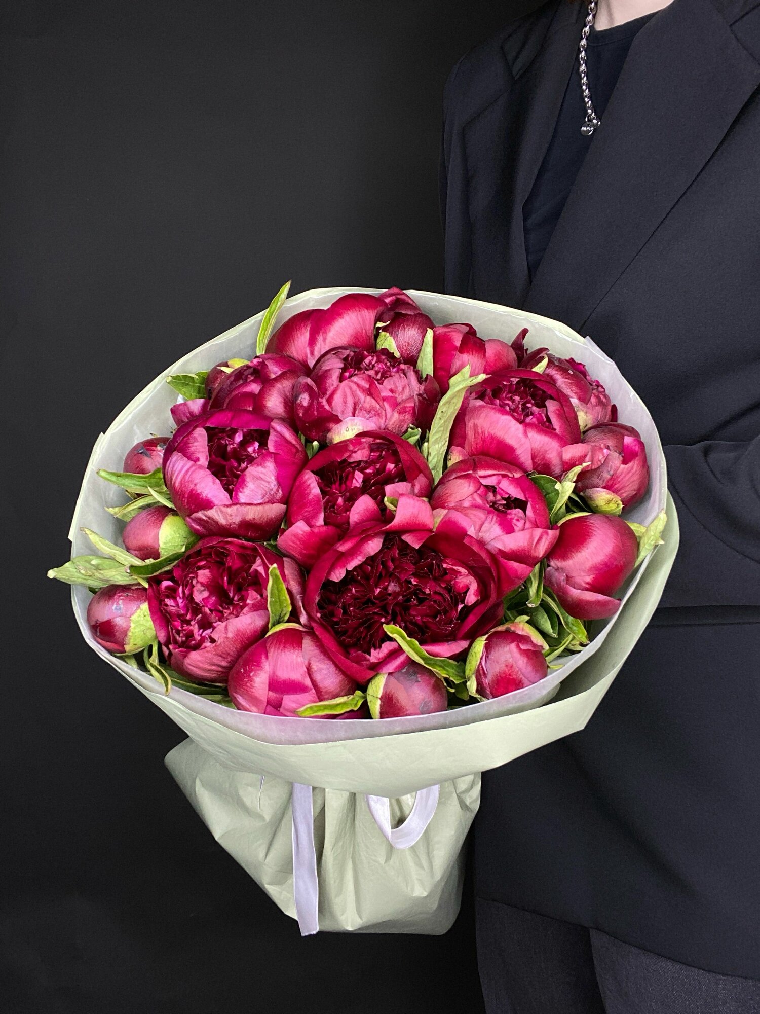 Бордовые пионы (21 пион), высота букета 40 см, ширина букета 20 см