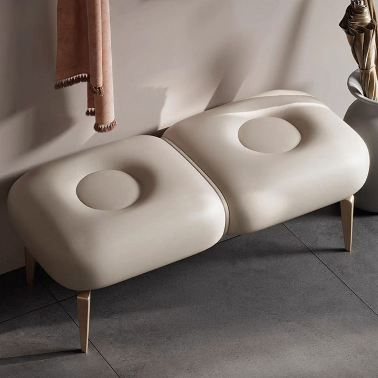 Интерьерная банкетка из искусственной кожи на металлических ножках Cornevent (молочный / 80см)