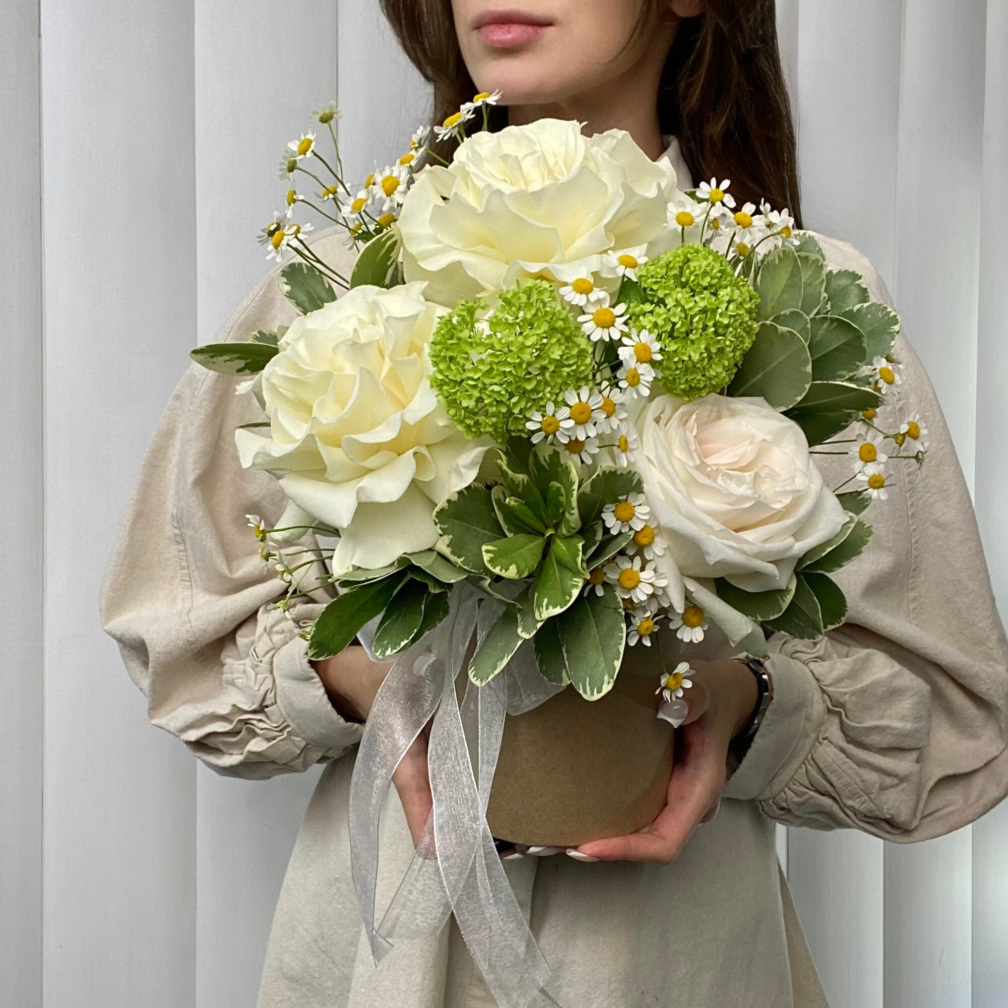 Композиция с французскими розами, пионовидной розой Охара, вибурном и ромашками Ver flowers