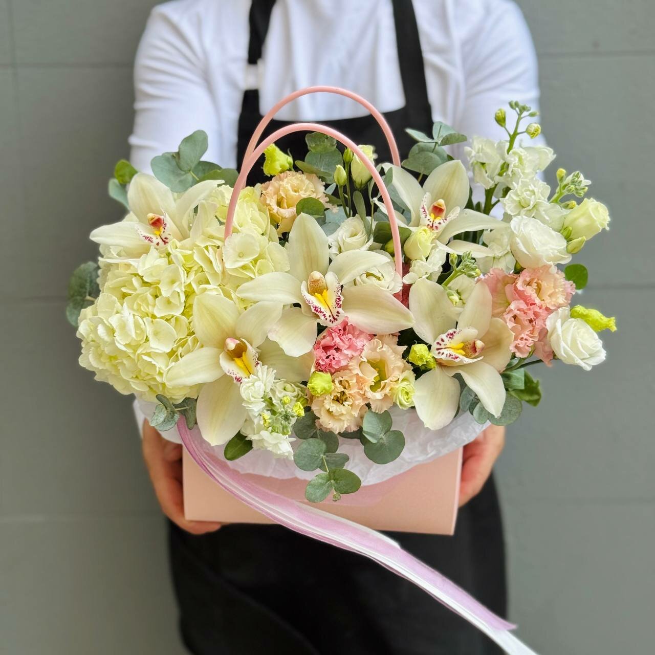 Нежная сумочка с белыми орхидеями эустомой , эвкалиптом и белой гортензией