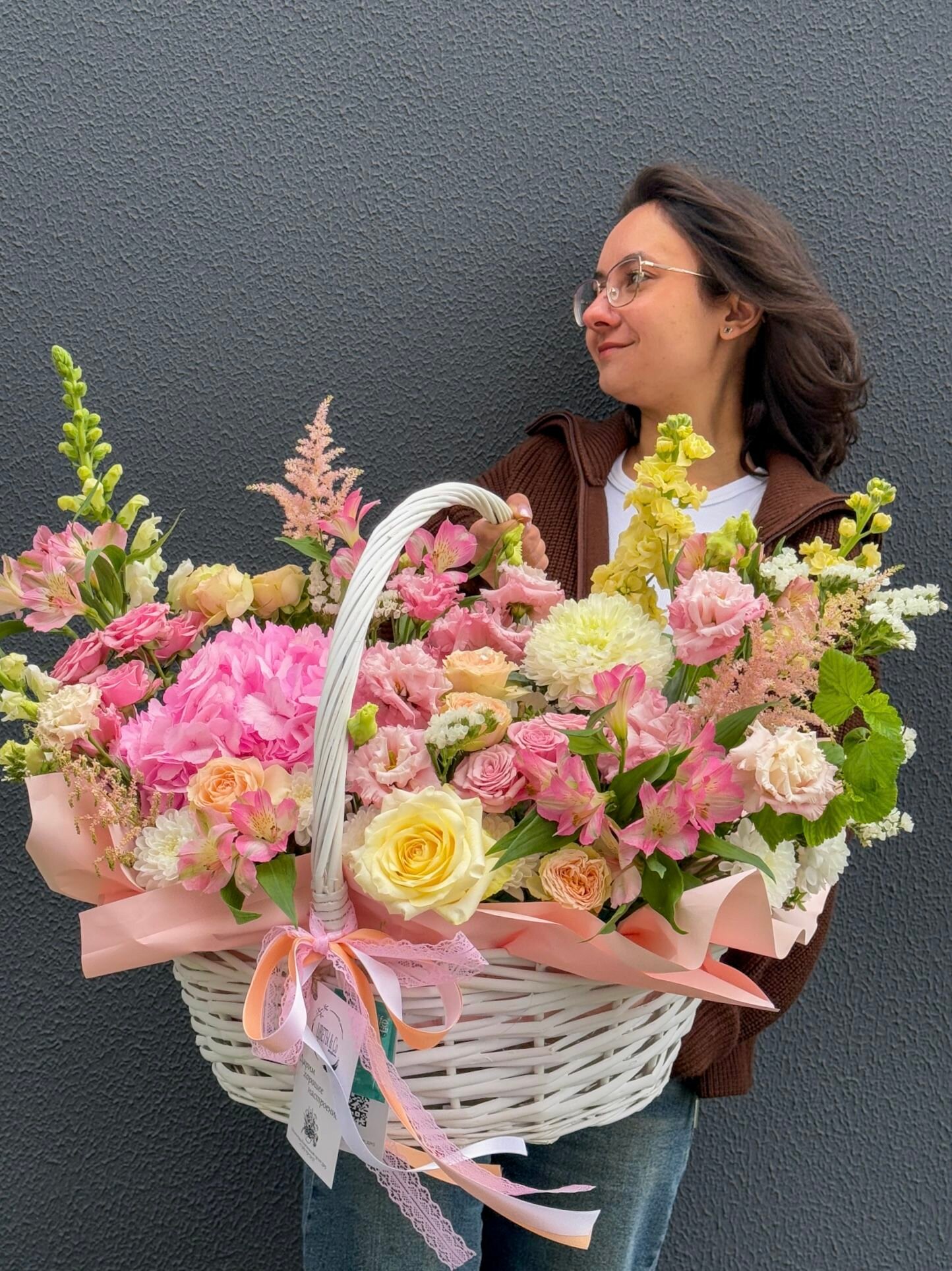 Роскошная корзина живых цветов с розами, альстромерией, гортензией , маттиолой "Цветочный шик"