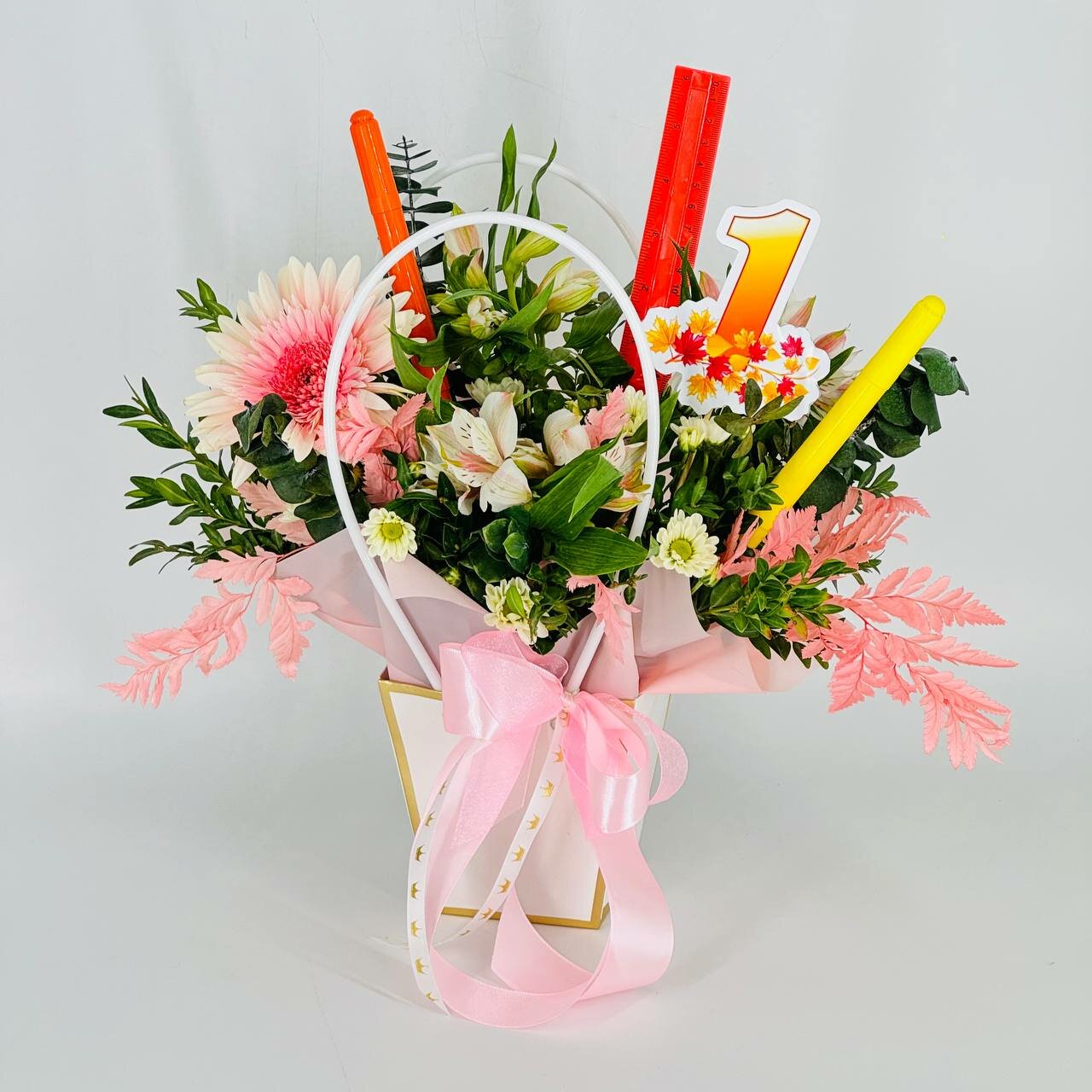Букет в сумочке для учителя на 1 сентября. Сумочка с цветами сантини, альстромерия, гербера
