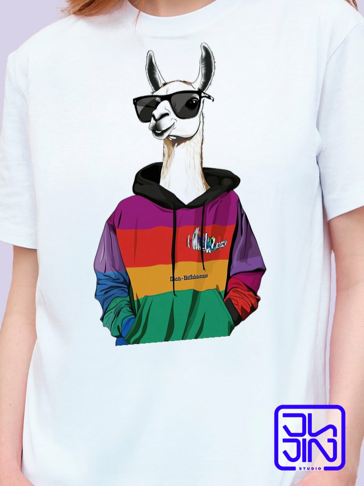 Футболка классическая женская с авторским принтом Лама смешная, радужная в разноцветной толстовке с радугой и крутыми очками, белый хлопковый трикотаж с прикольным рисунком на груди