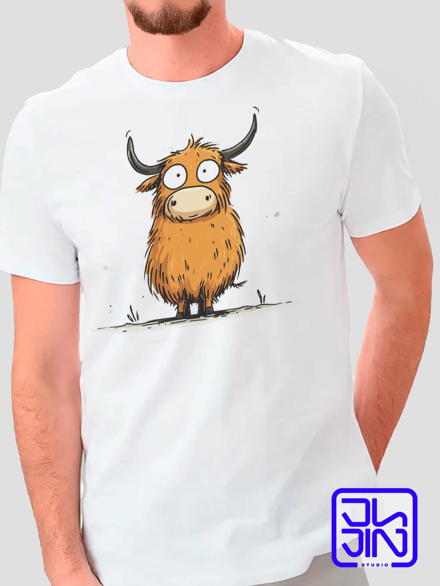 Футболка классическая мужская с авторским принтом Смешная рыжая корова и веселый оранжевый бык в стиле мультфильма, белый хлопковый трикотаж с прикольным рисунком на груди