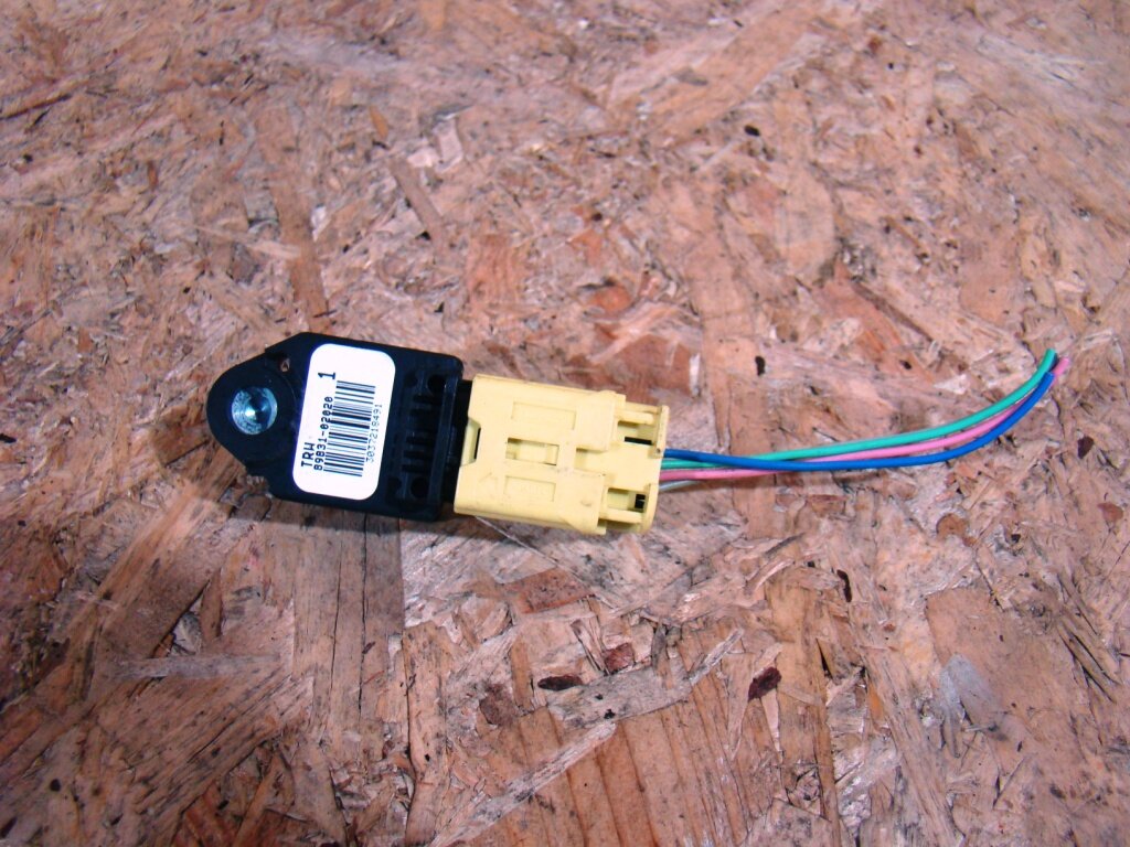Toyota Avensis 2 Датчик AIR BAG боковой 8983102020