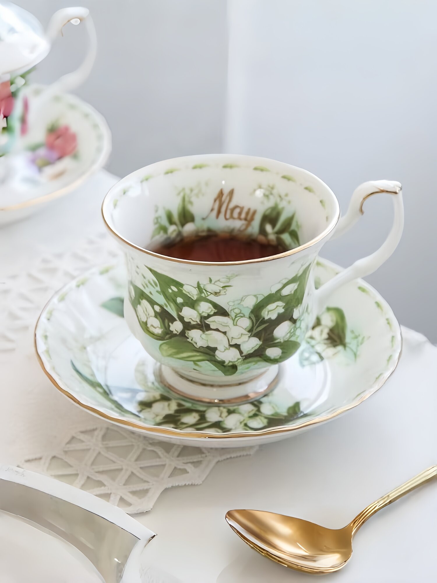 Чайная пара Royal Albert "Цветок месяца", Англия, костяной фарфор, клеймо 70х гг.