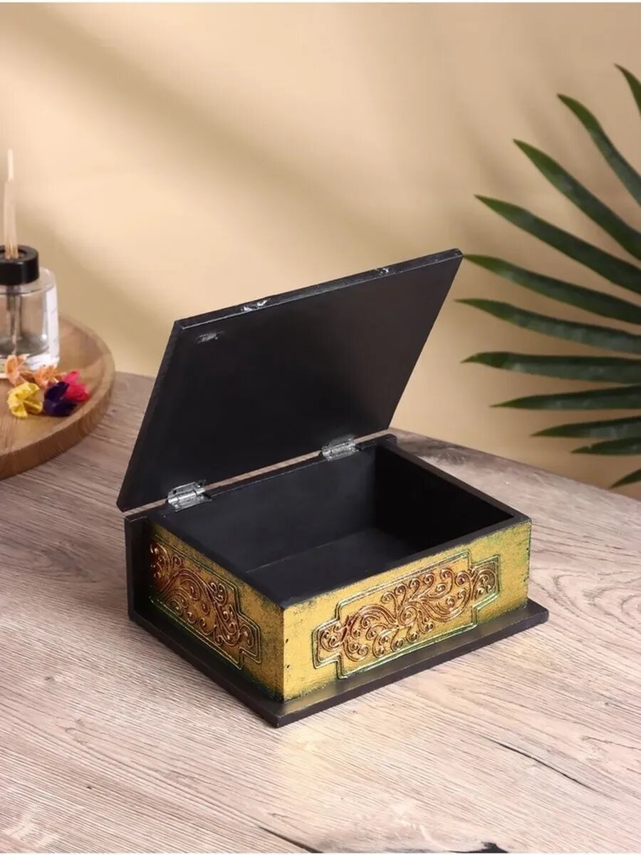 Красивая резная шкатулка для хранения украшений