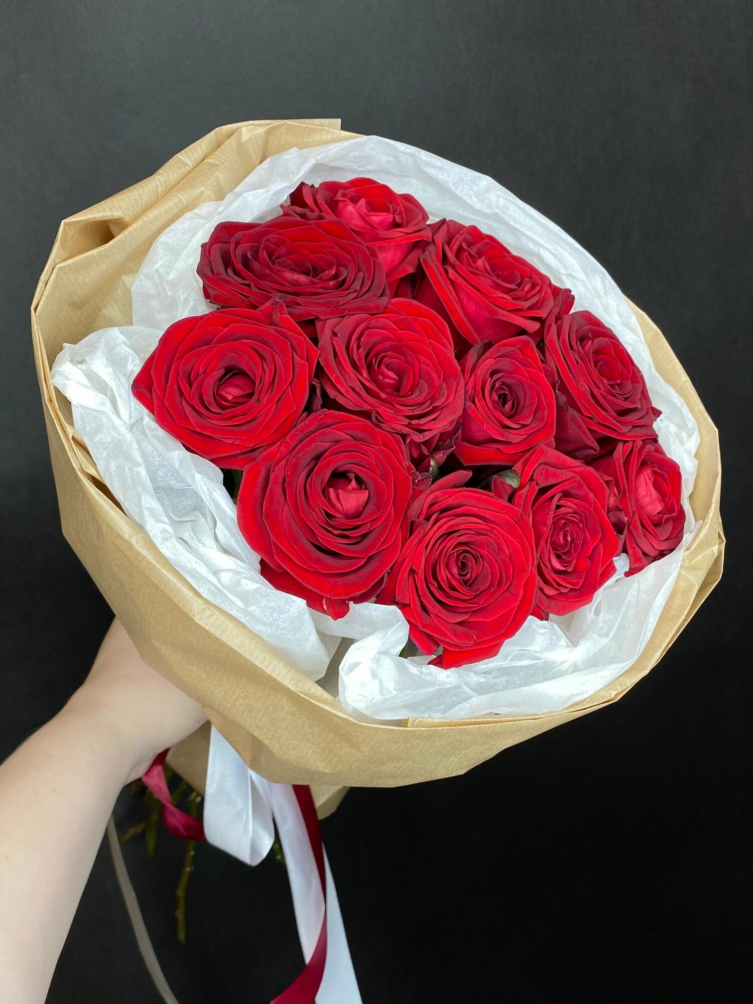 Букет Chloe из 11 красных роз Ред Наоми 555